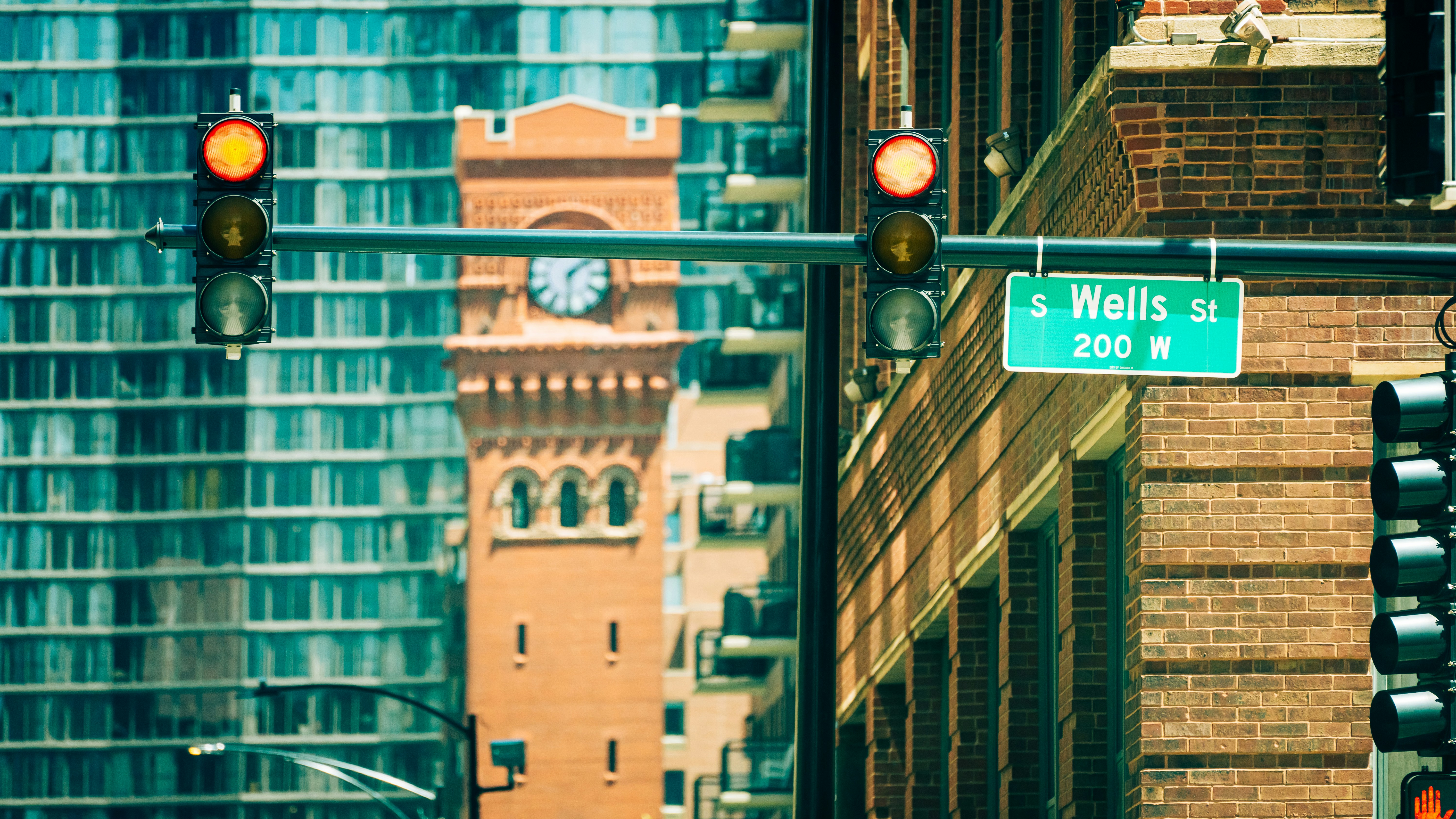 A traffic light with a street sign hanging from it's side photo – Free ...