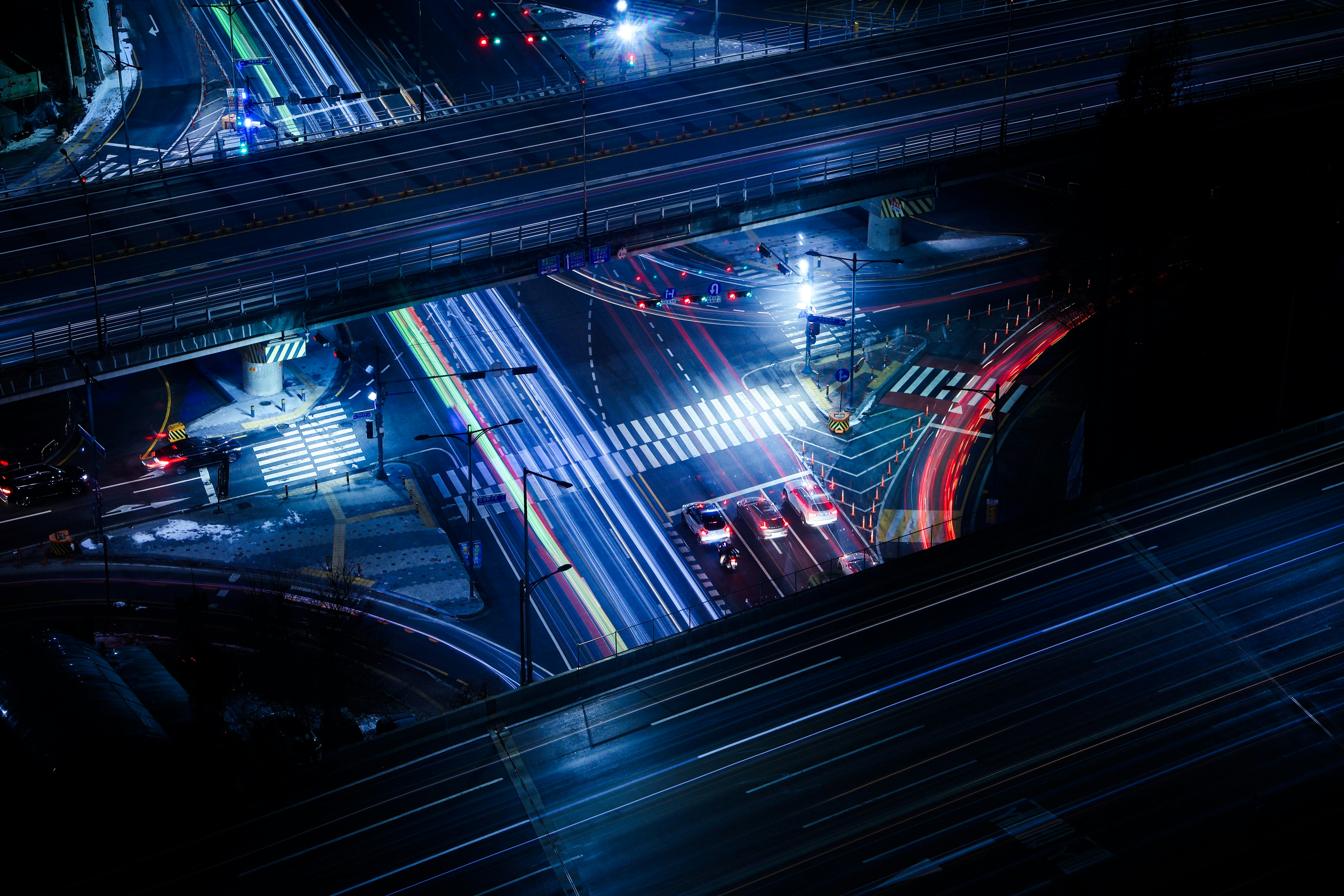 An aerial view of a city street at night photo – Free Car Image on Unsplash