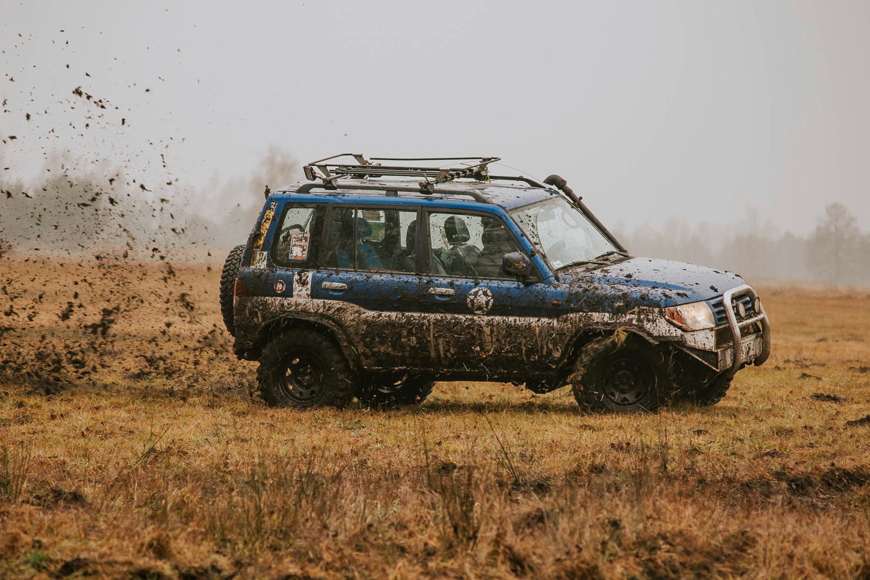 Un VUS bleu à quatre portes circule dans un champ photo – Image ...