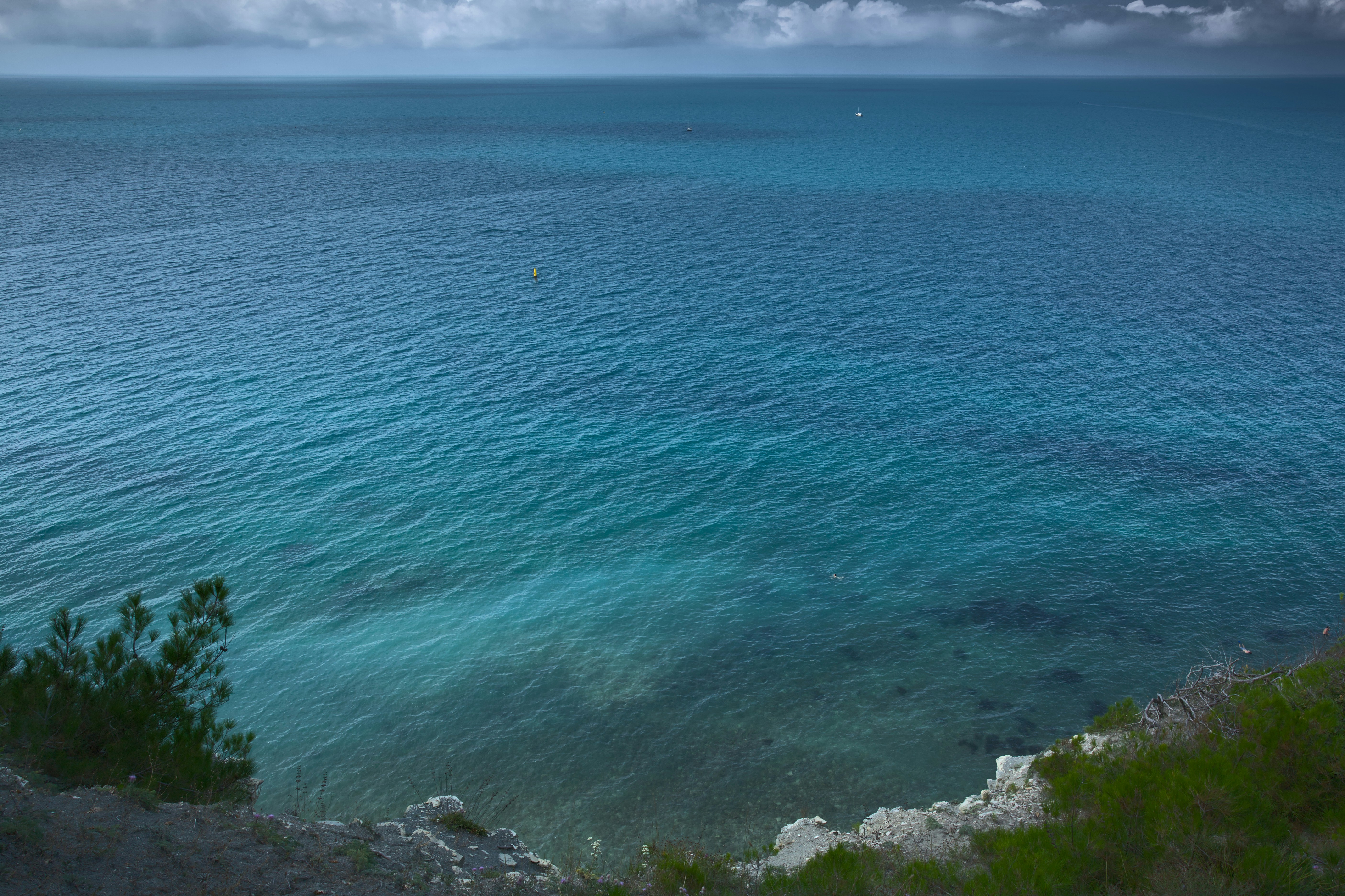 Shoreline Gradient: Turquoise Waters from a Cliffside Vista