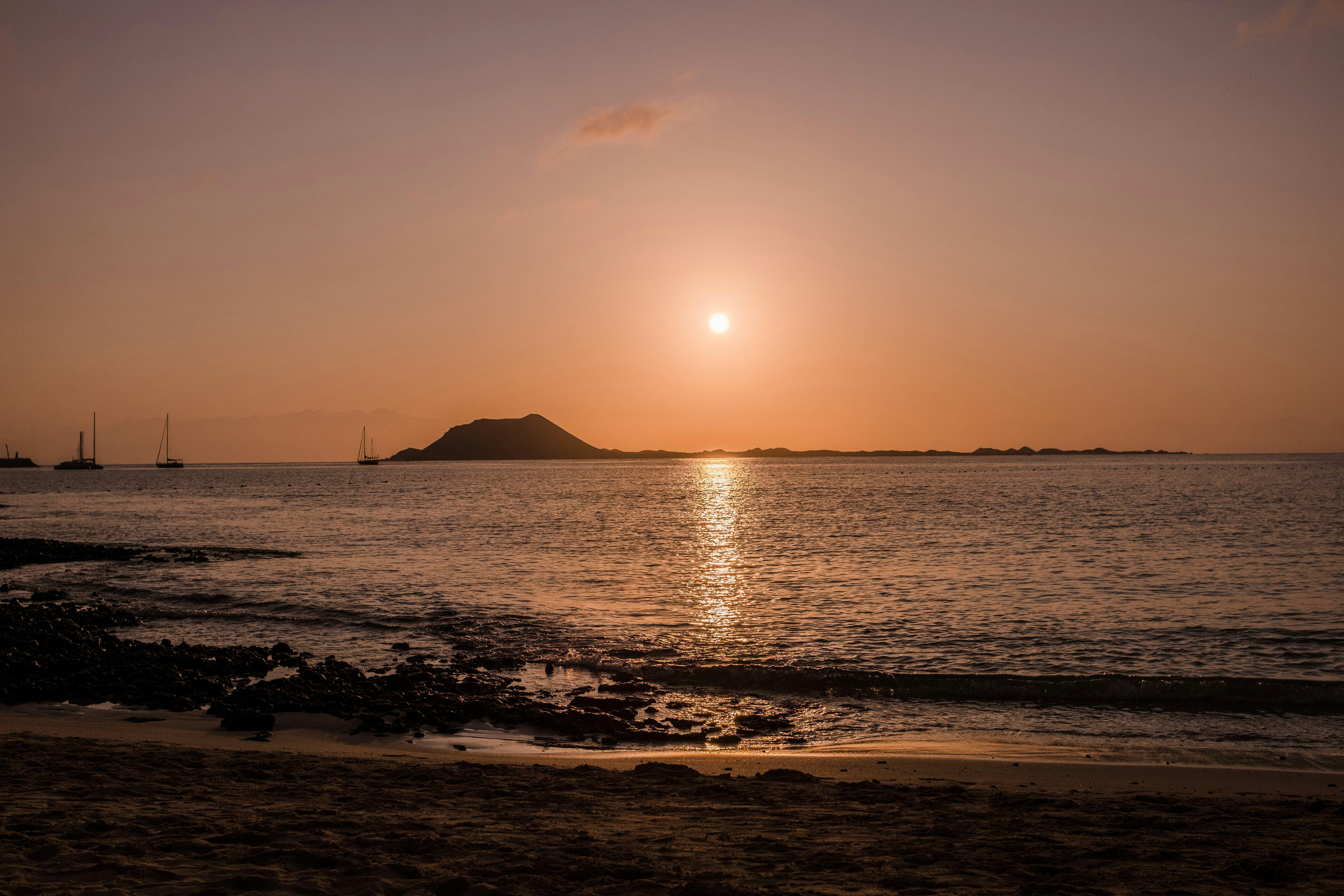 30,000+ Sun Beach Pictures | Download Free Images on Unsplash