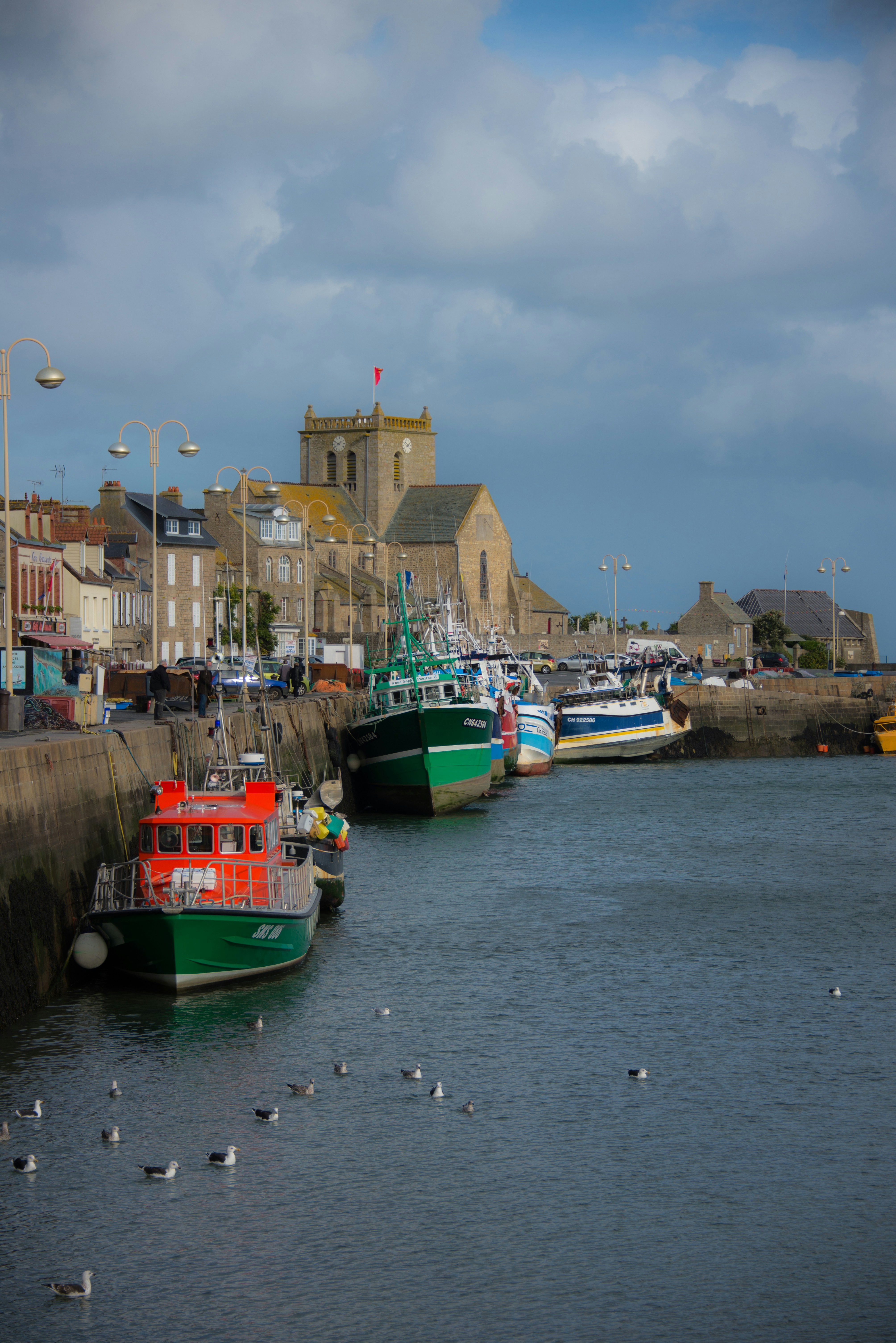 A group of boats that are sitting in the water photo – Free Barfleur ...