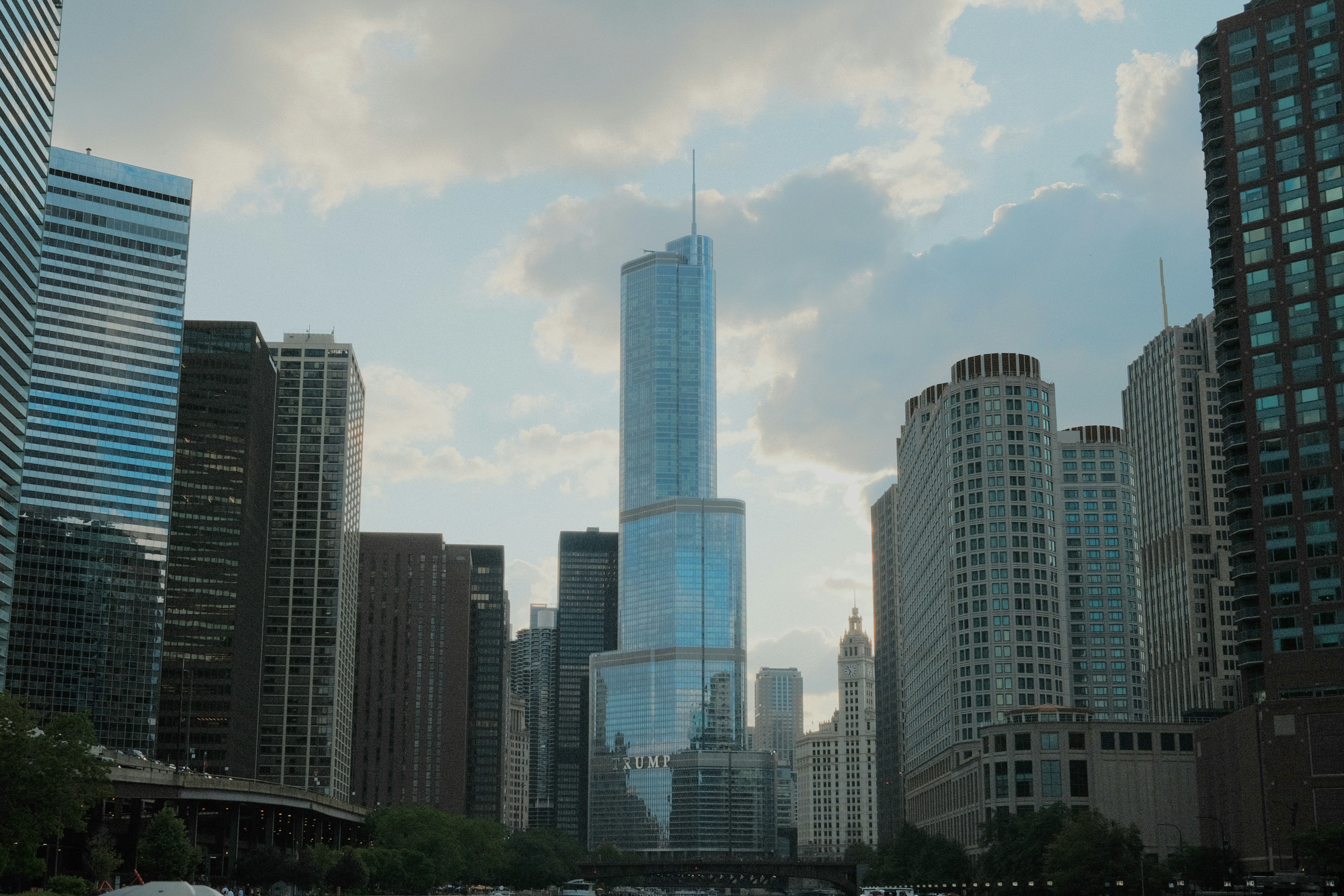 A city skyline with tall buildings and a cloudy sky photo – Free City ...
