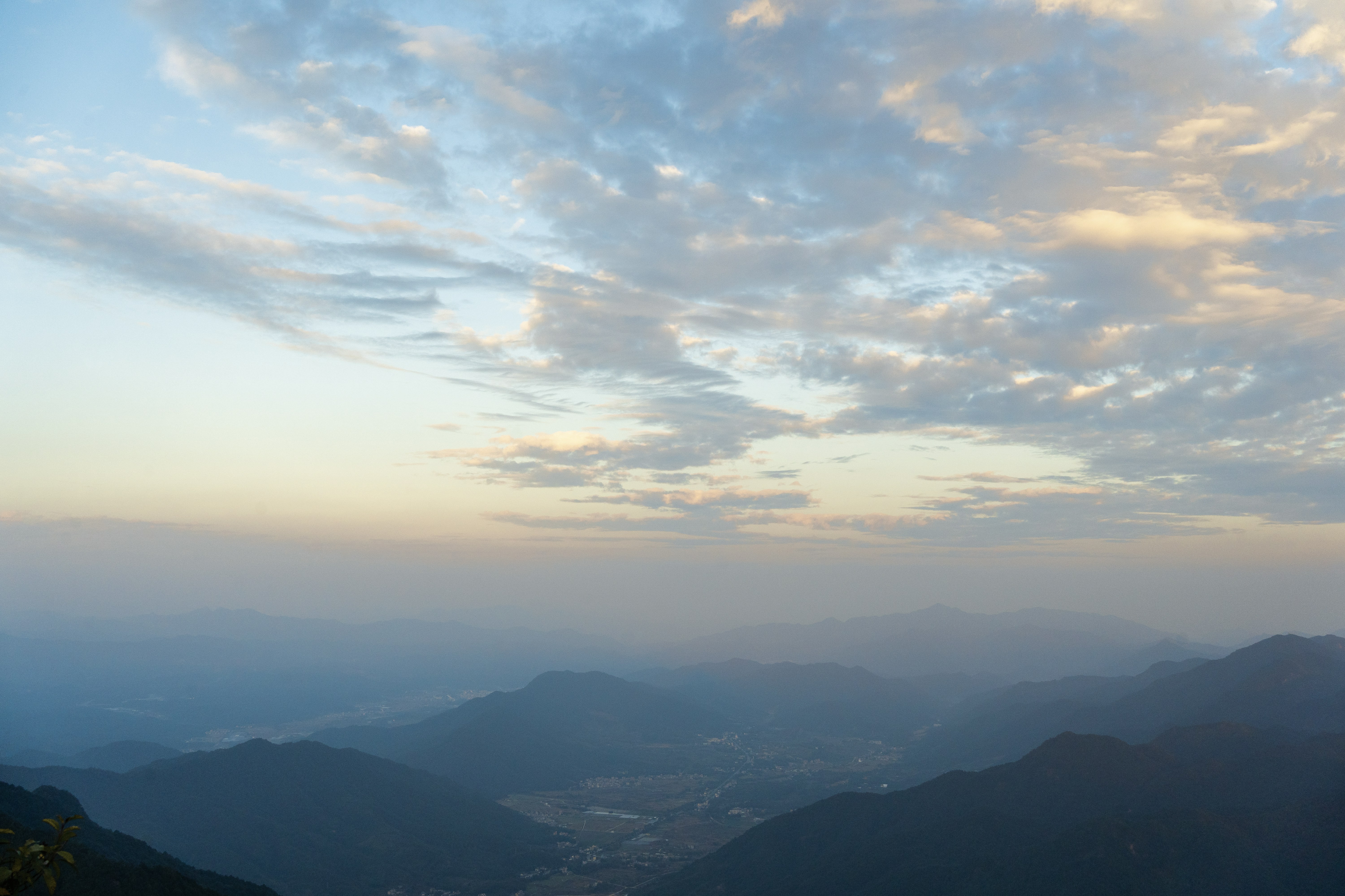 A view of a valley with mountains in the background photo – Free Jizhen ...