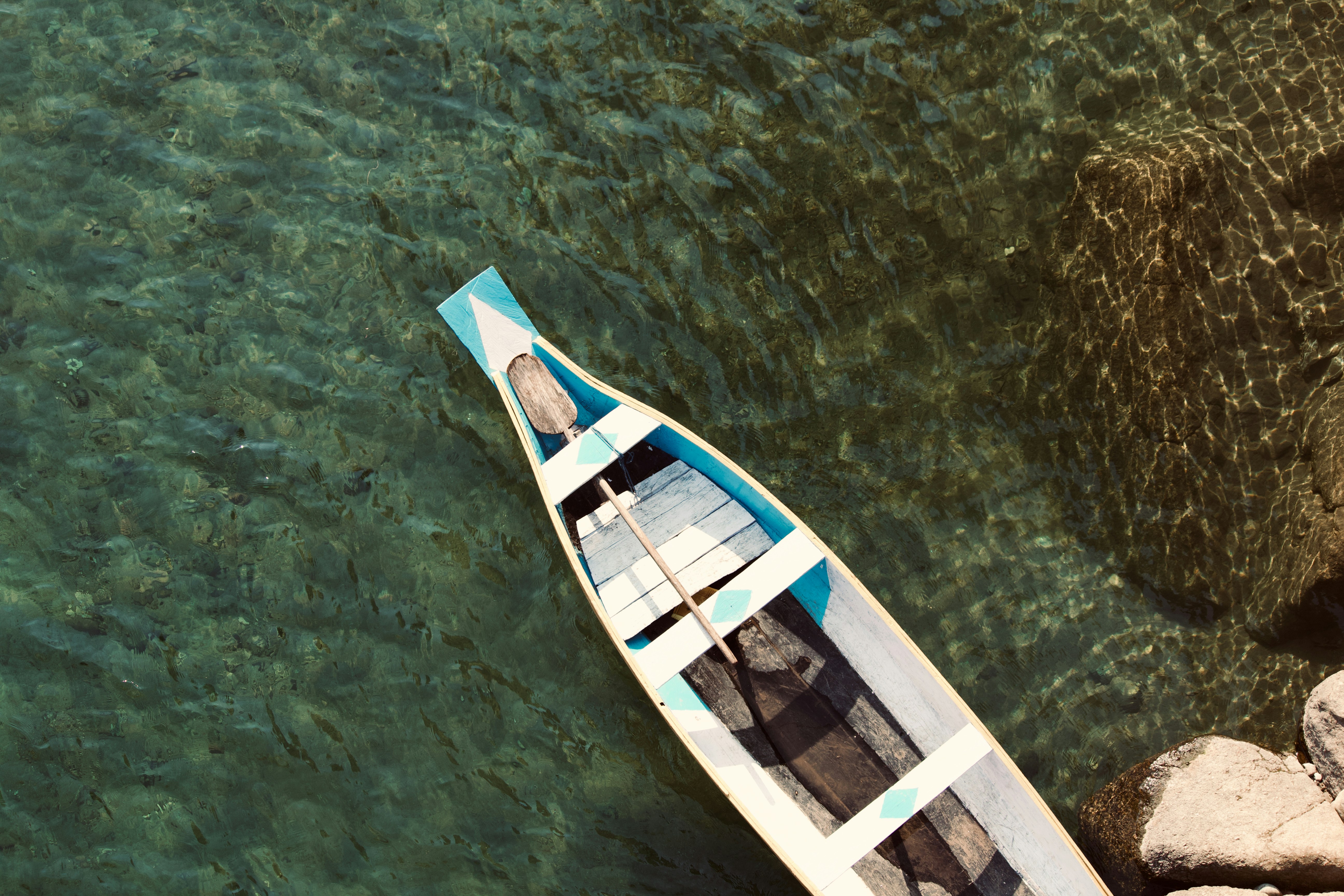 Un pequeño bote flotando sobre un cuerpo de agua foto – Imagen de Bote ...