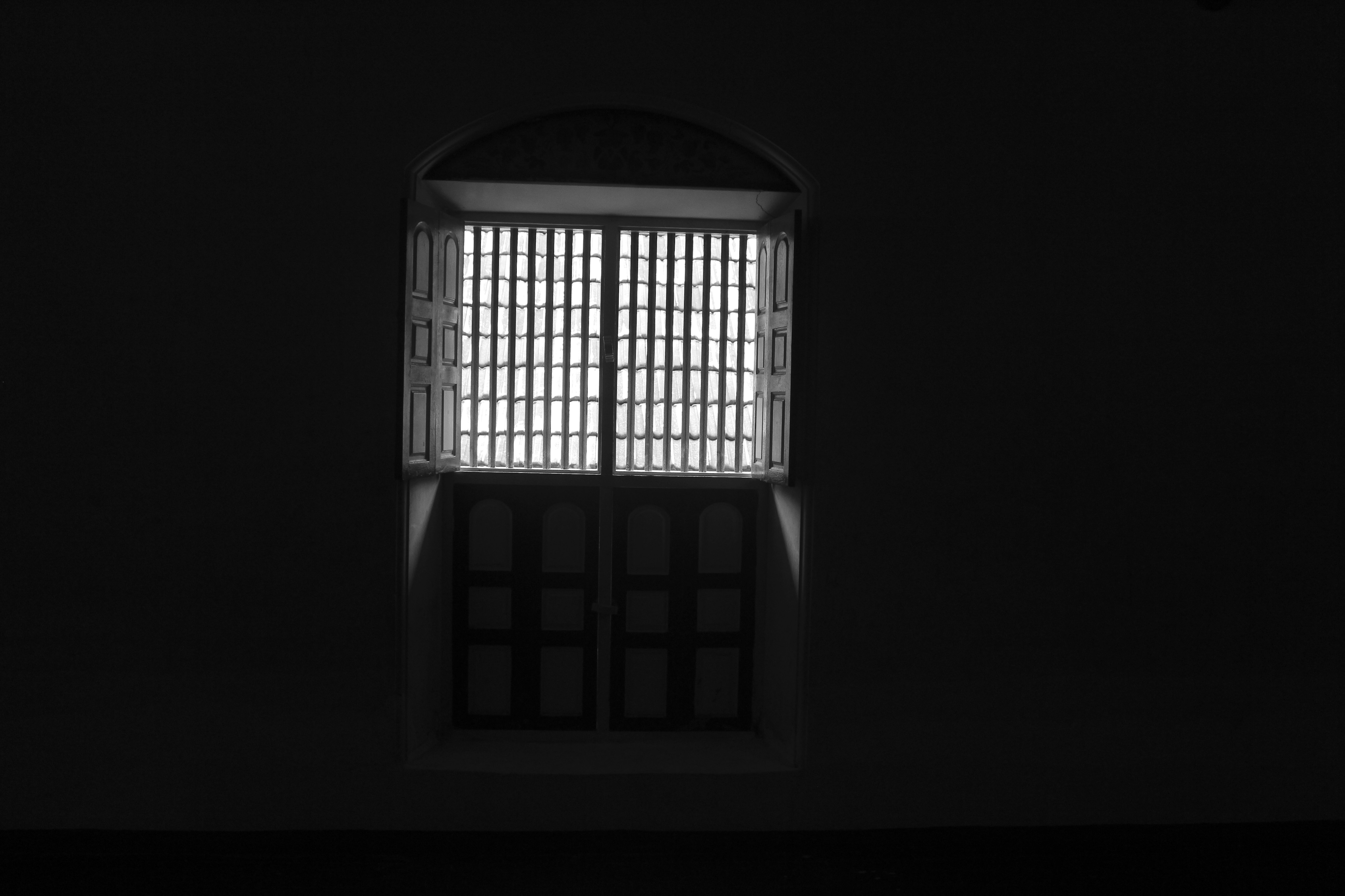 A window in a dark room with a light coming through it photo – Free ...