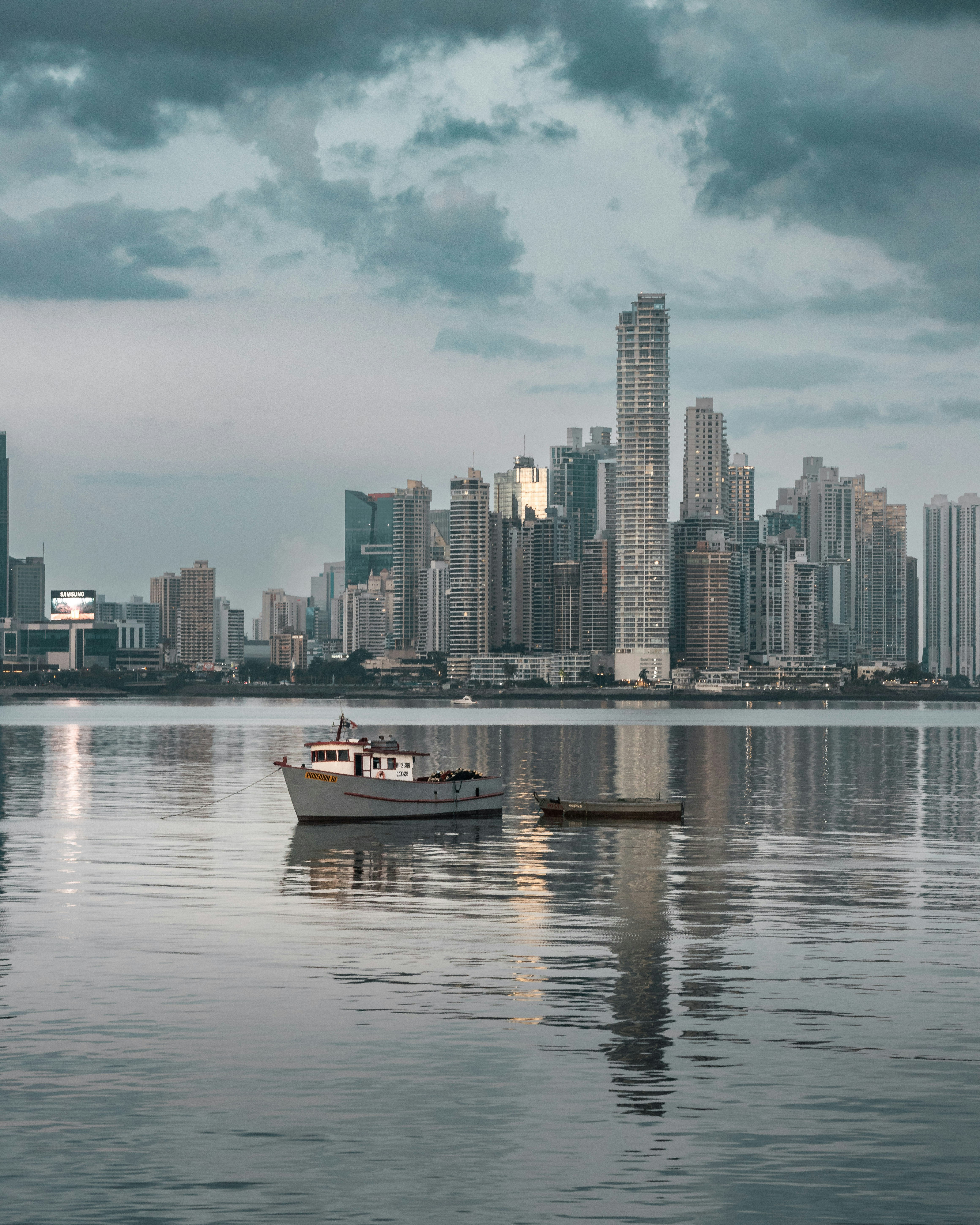 Un par de botes flotando sobre una gran masa de agua foto – Imagen de ...