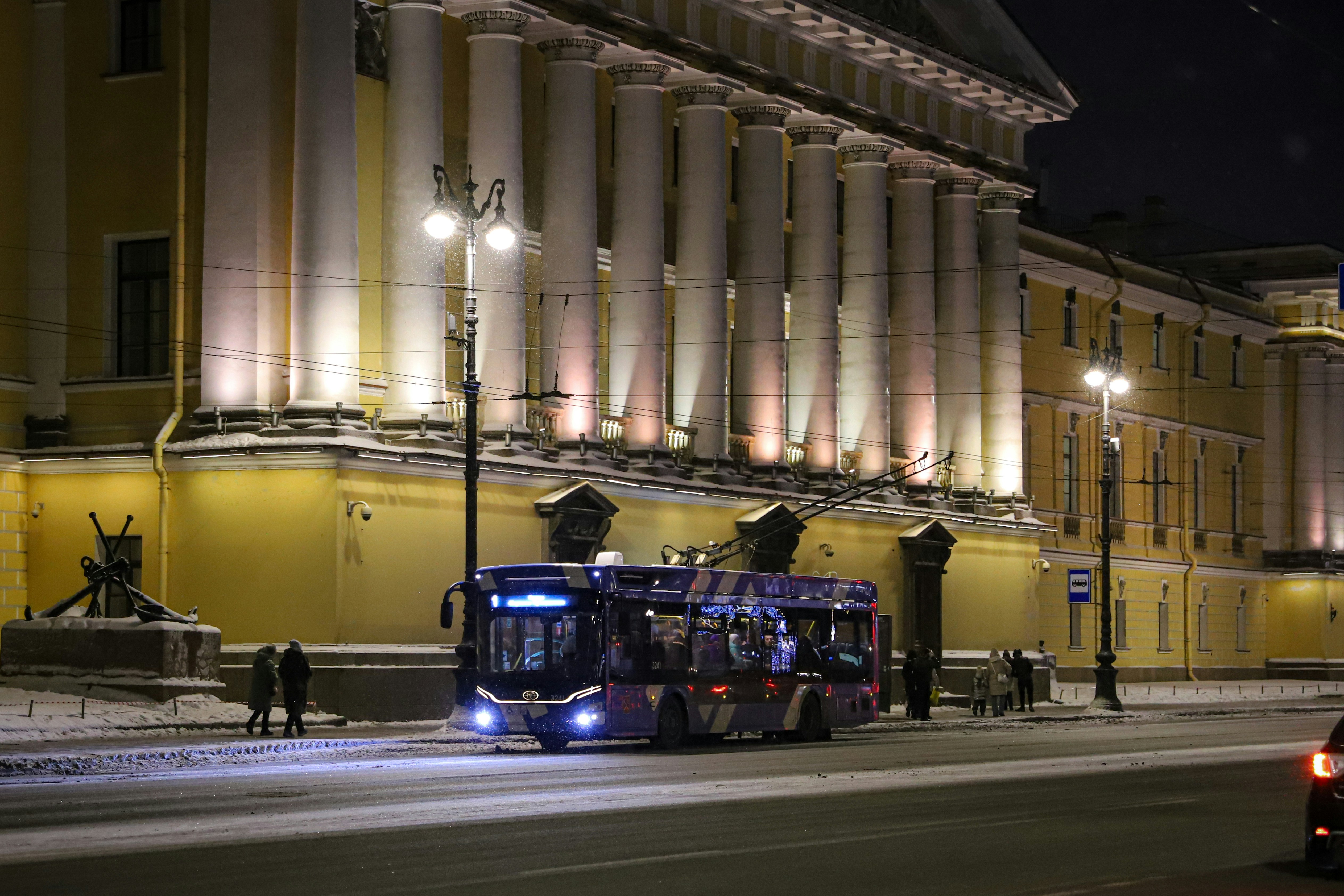 A bus is parked on the side of the road photo – Free Saint petersburg ...
