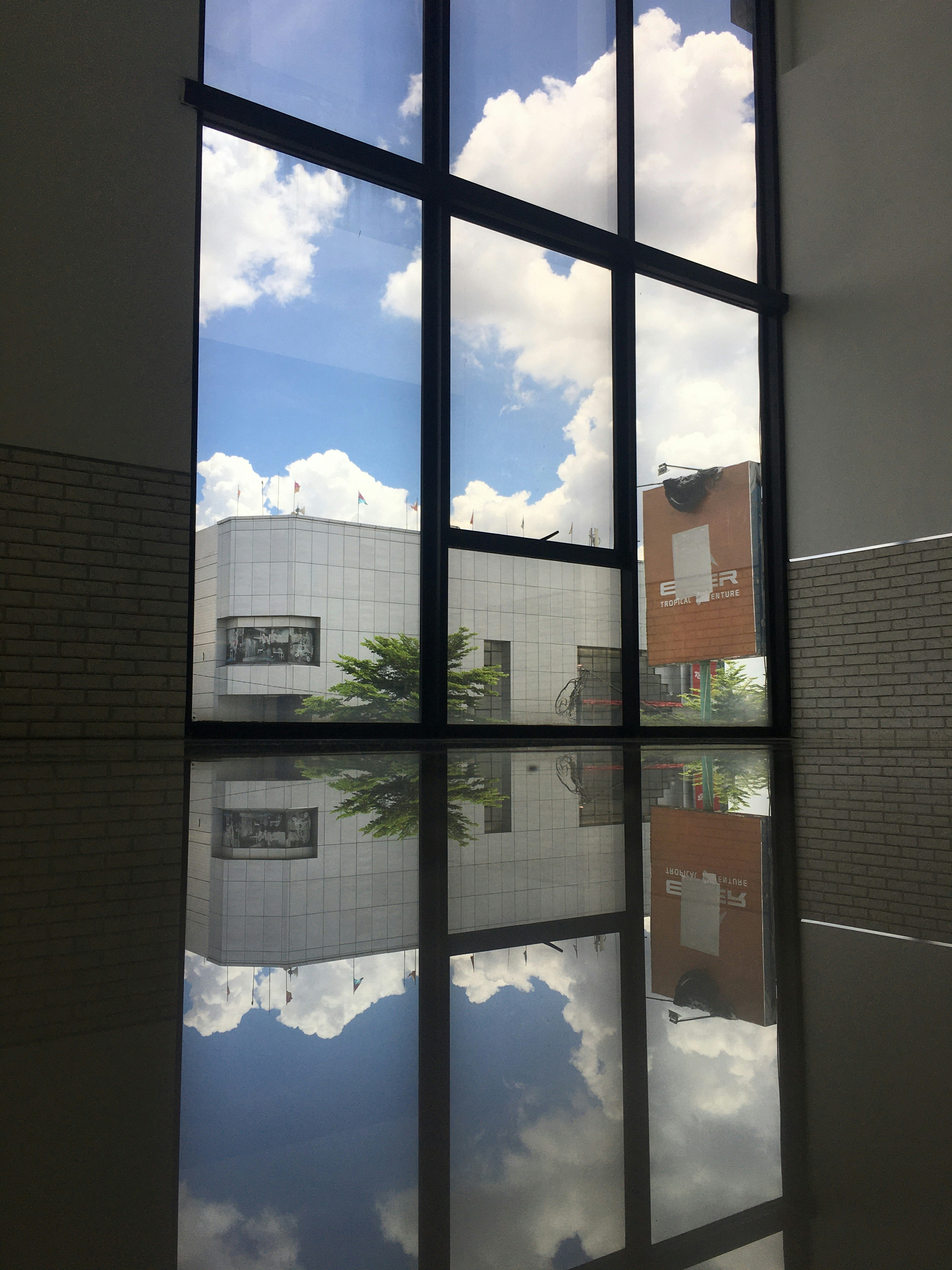 Une fenêtre avec le reflet d’un bâtiment à l’intérieur photo – Photo ...