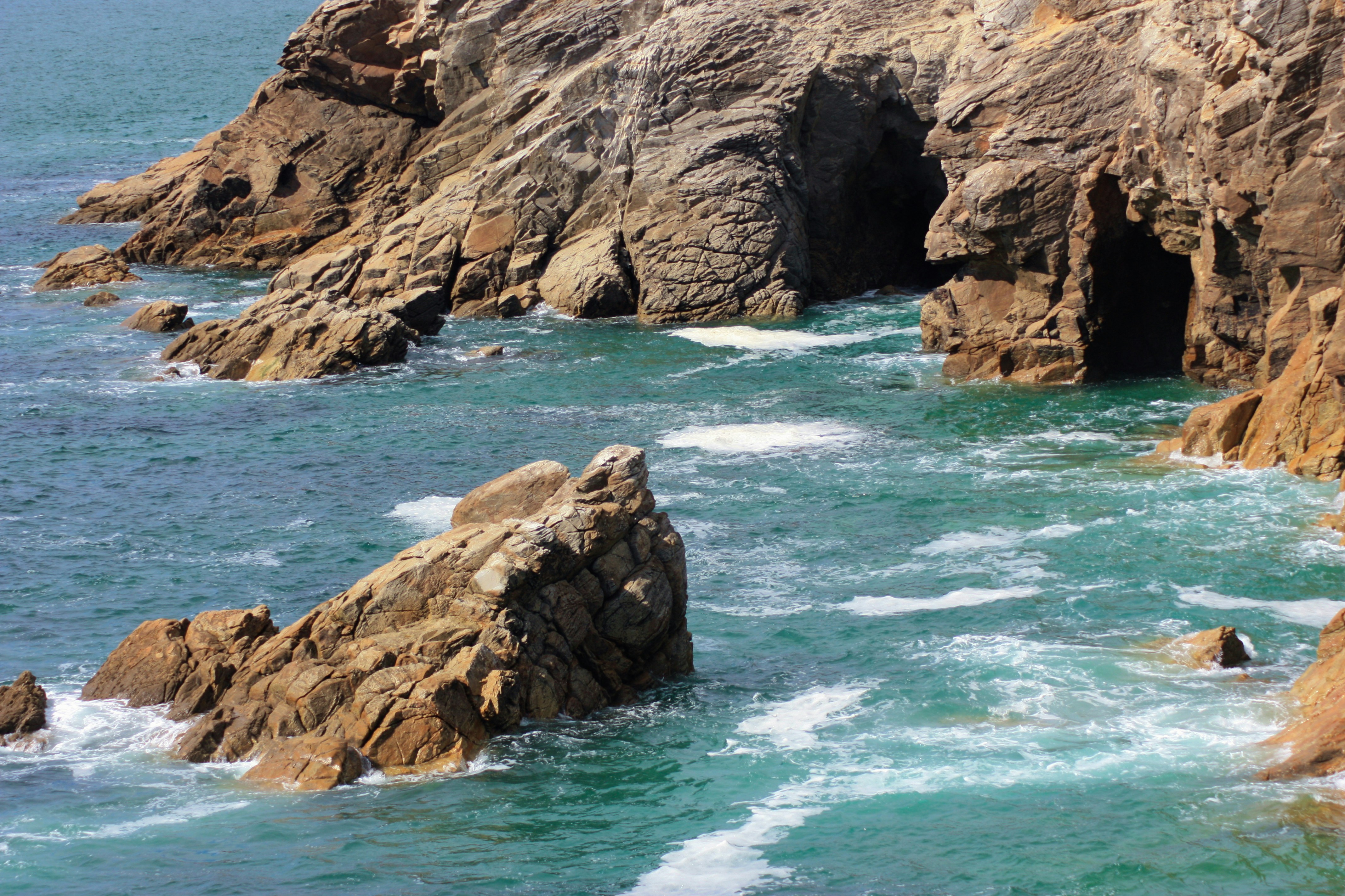 Un grand plan d’eau à côté d’un rivage rocheux photo – Image gratuite ...