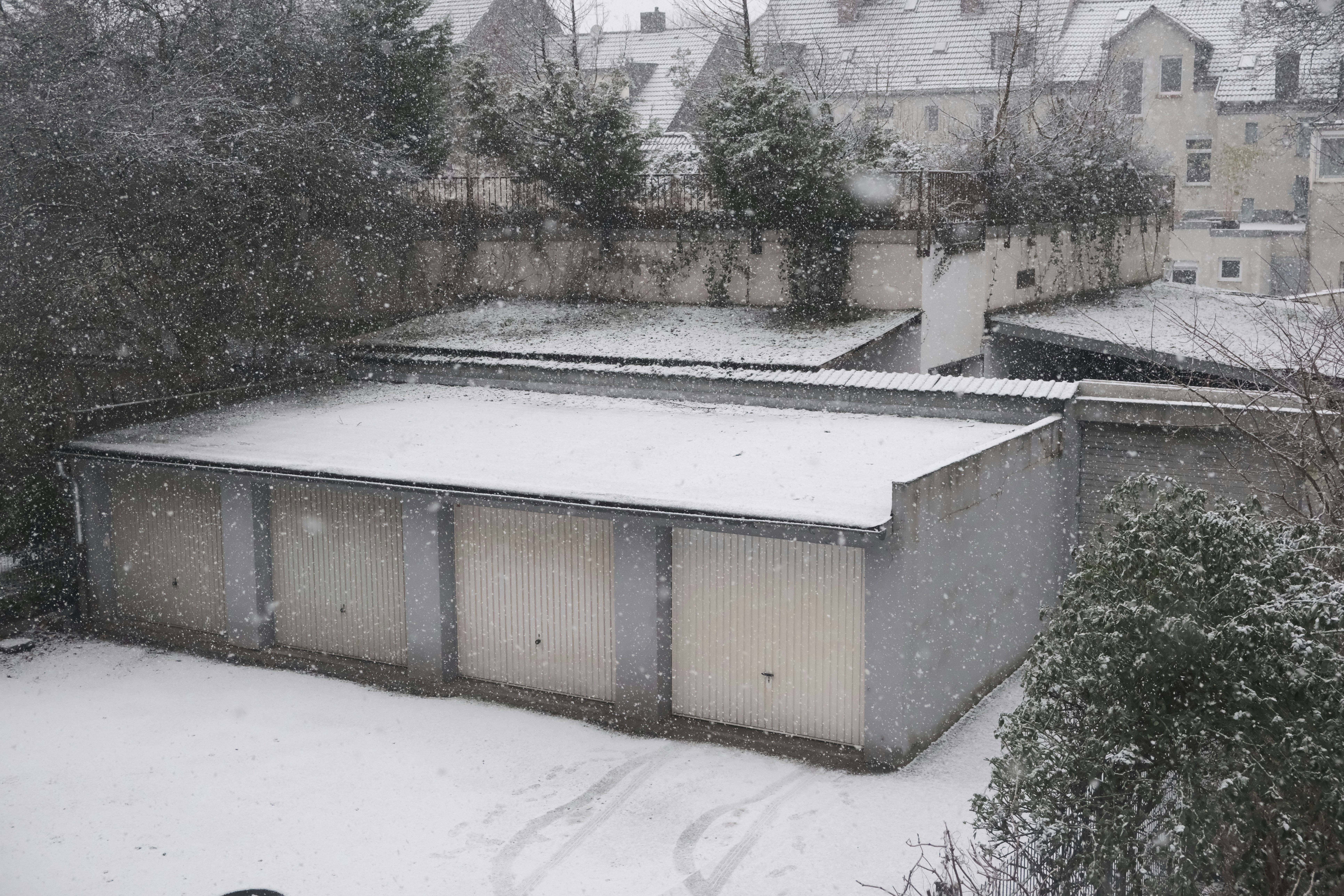 A building with a roof covered in snow photo – Free Grey Image on Unsplash