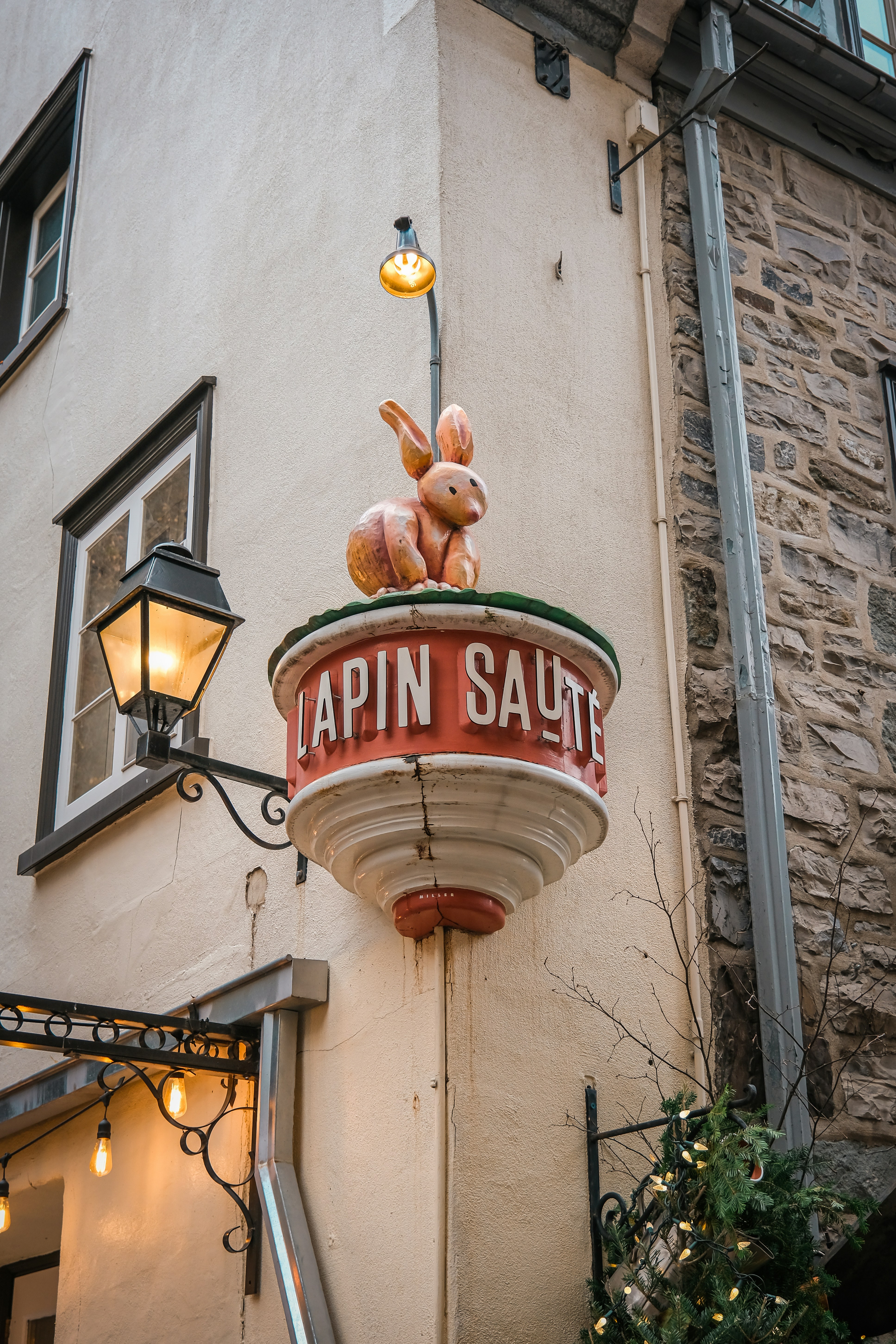 A sign on the side of a building that says lapin saute photo – Free Qc ...