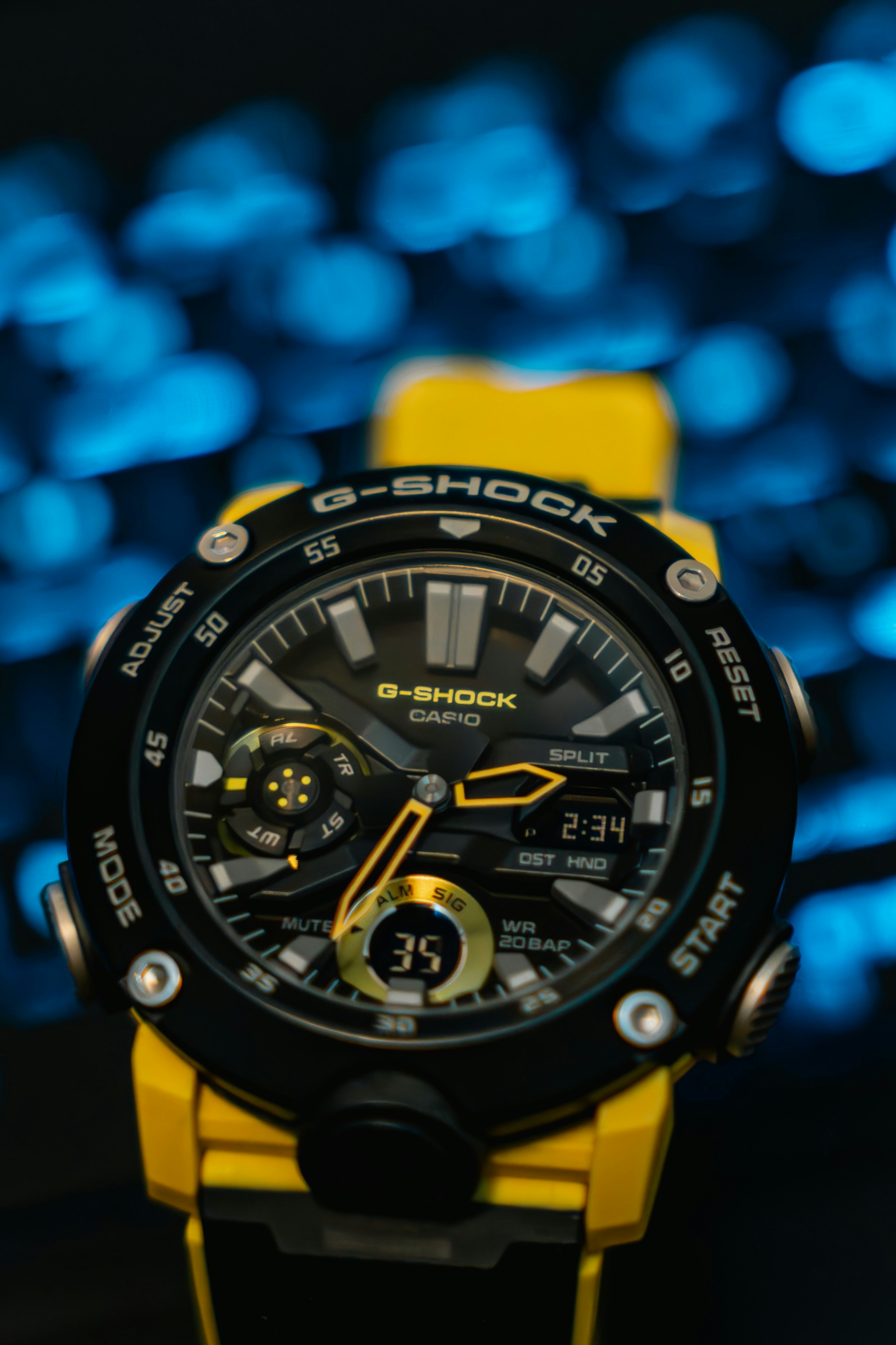 A close up of a watch on a table photo – Free Wristwatch Image on Unsplash