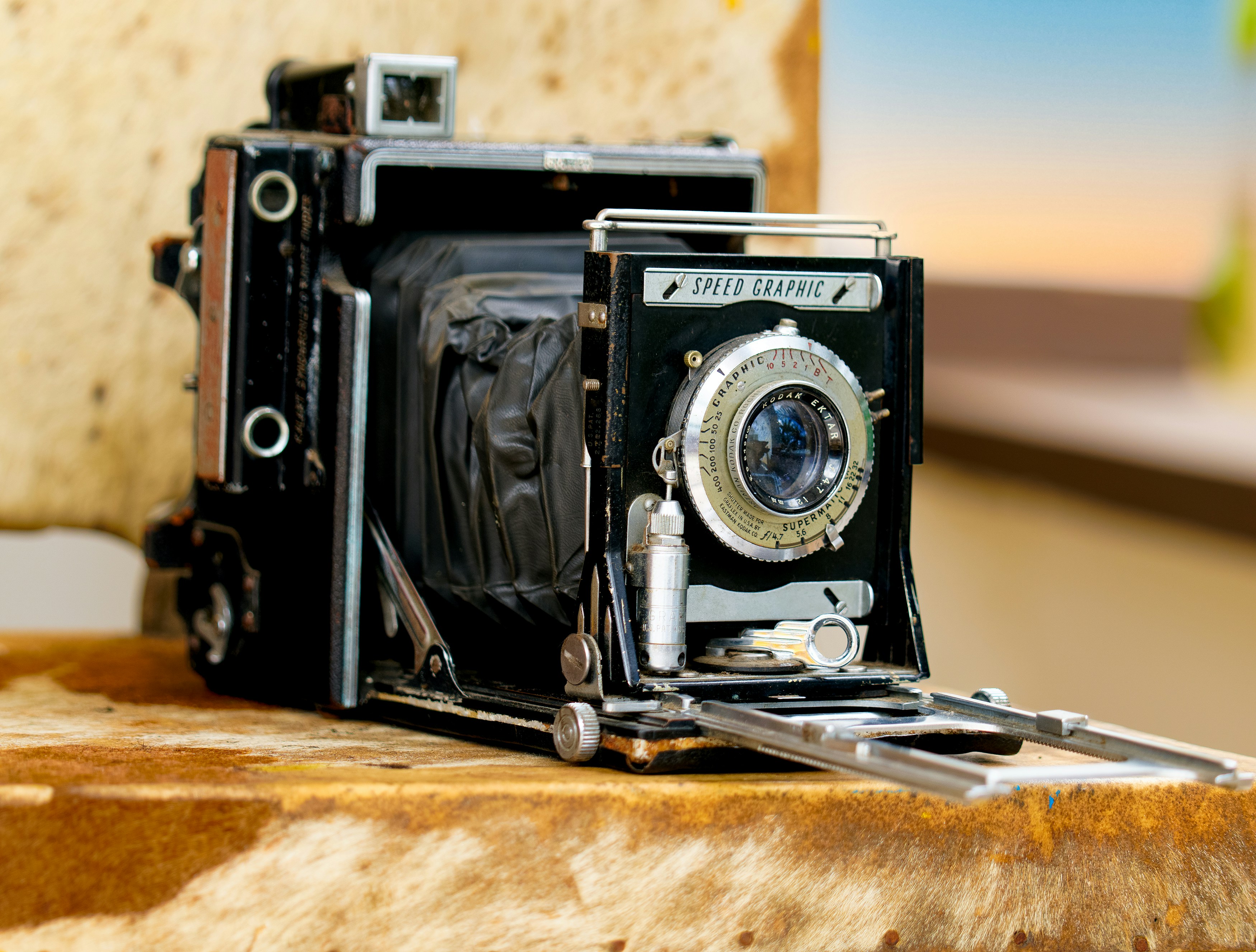 An old camera sitting on top of a wooden table photo – Free Electronics ...