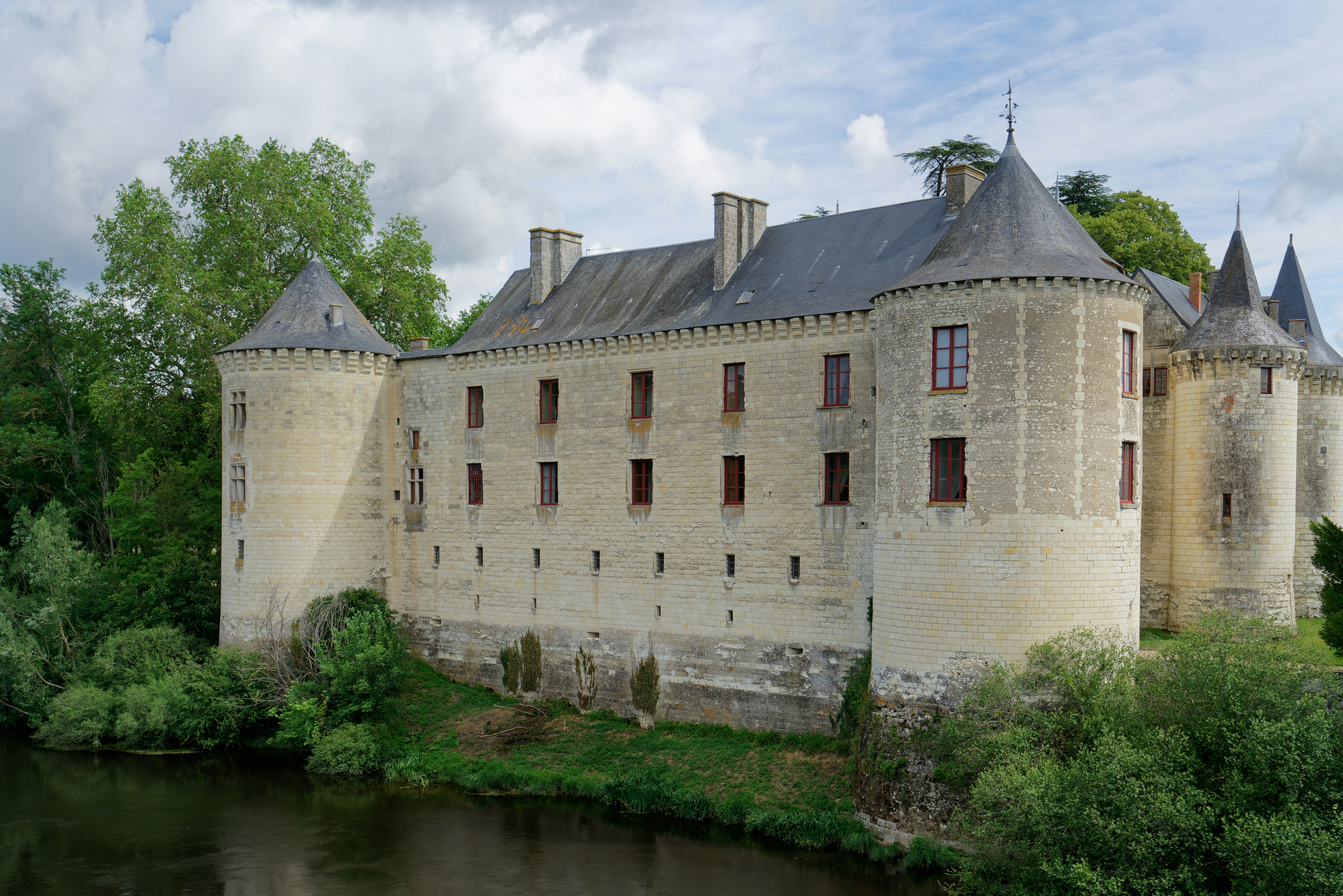 A castle with a river running through it photo – Free Château de la ...