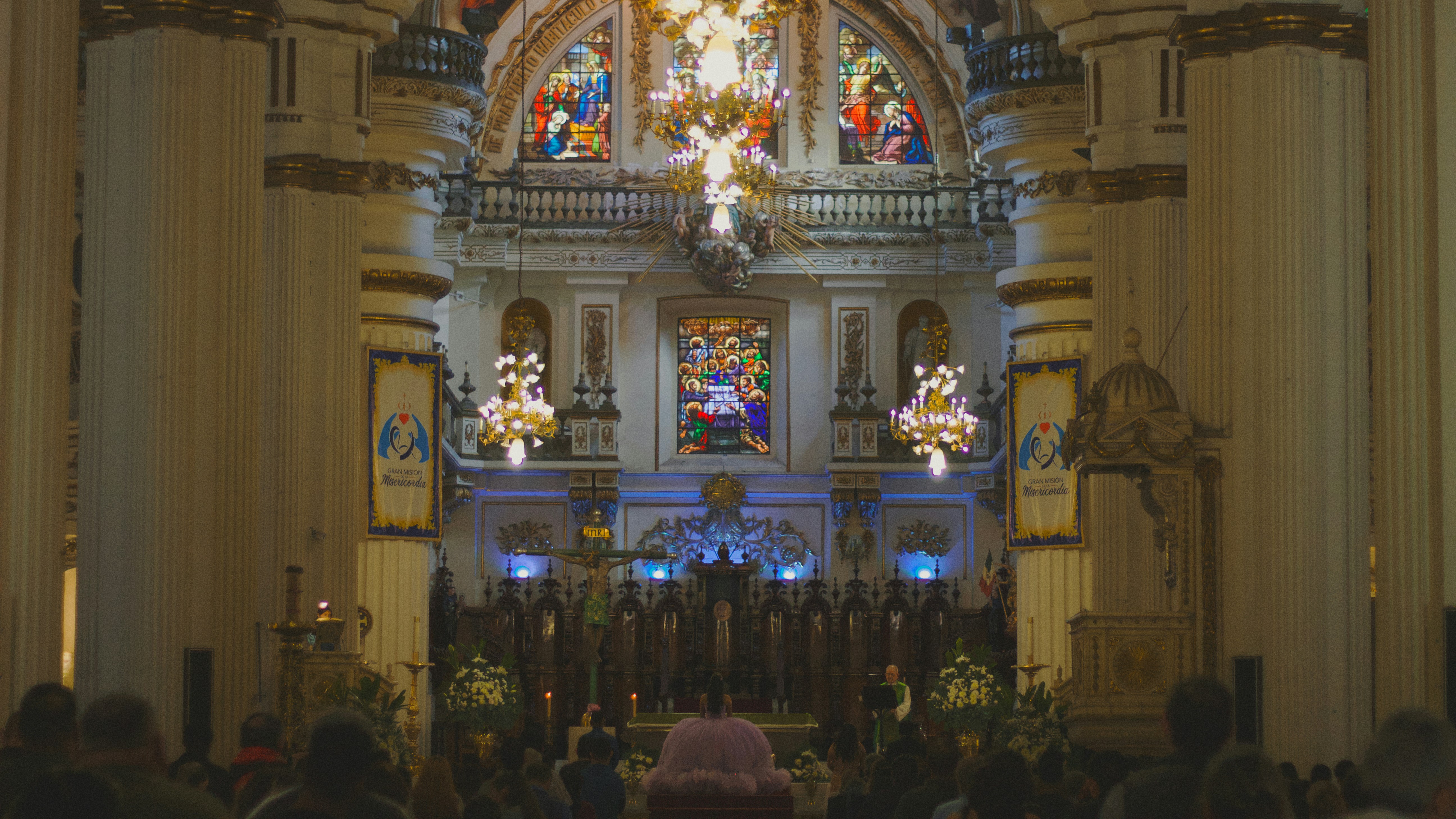 A church filled with lots of people and a chandelier photo – Free ...