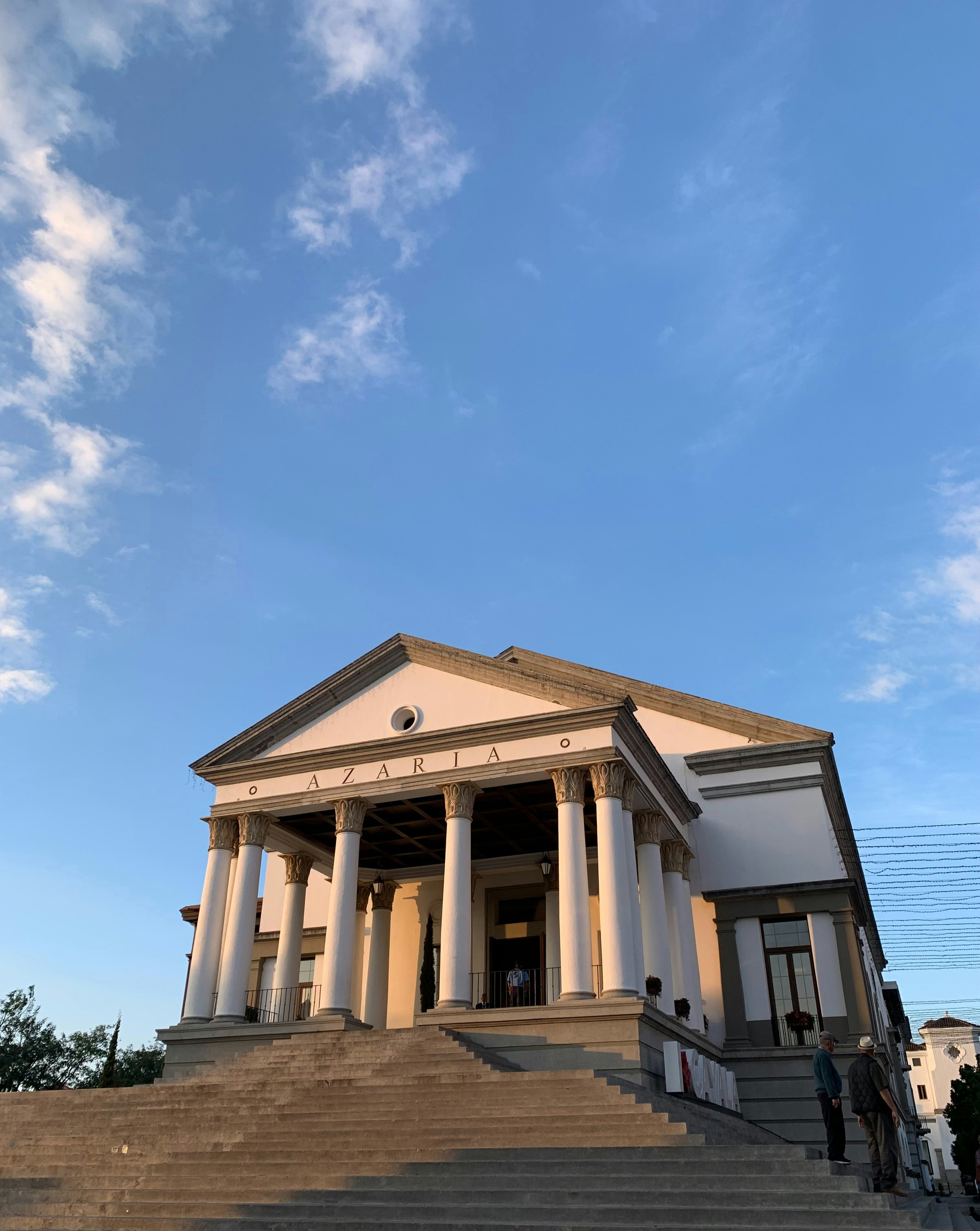 A large white building with columns and pillars photo – Free Cayala ...