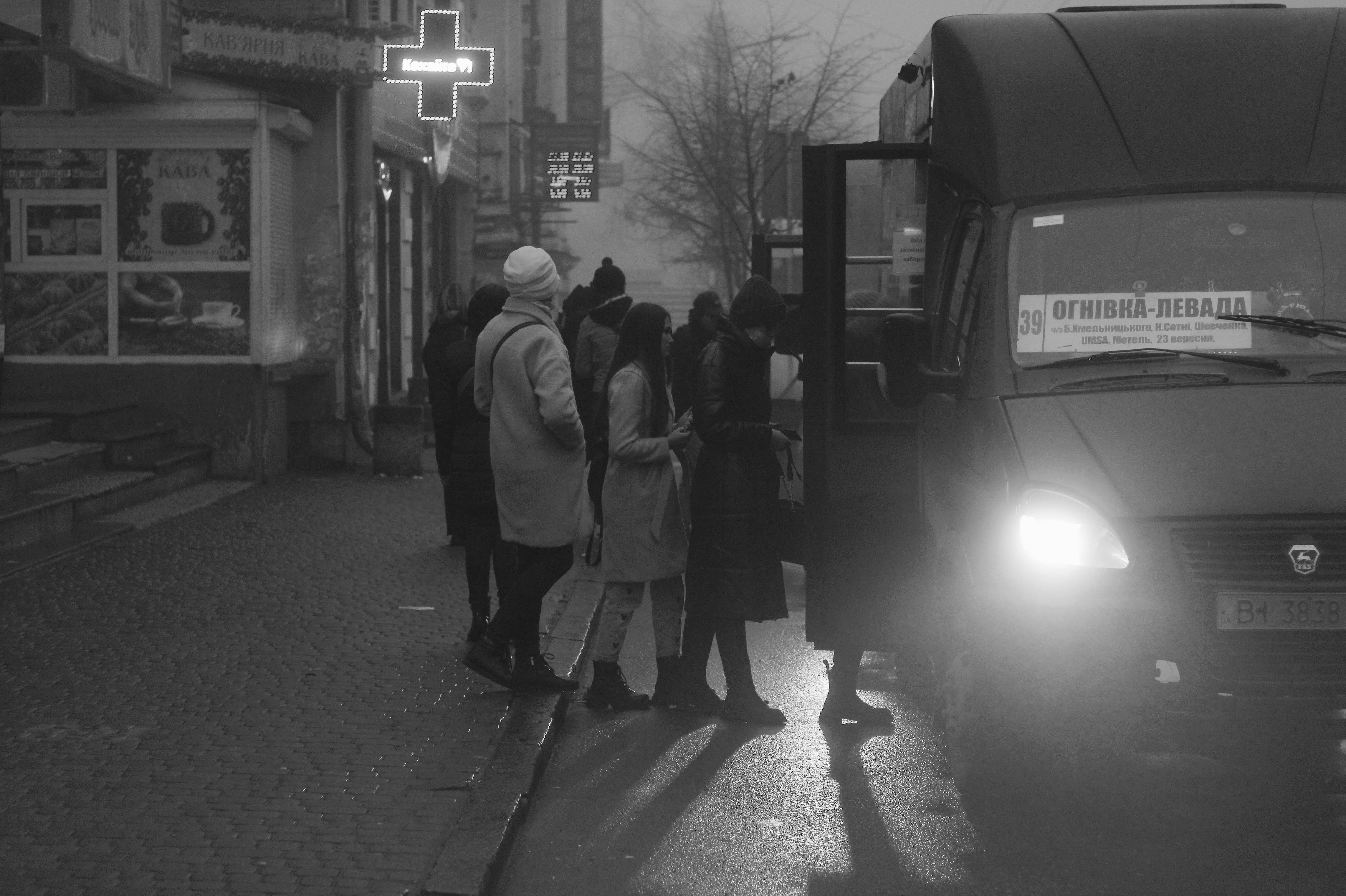 Une photo en noir et blanc de personnes attendant de monter à bord d’un ...