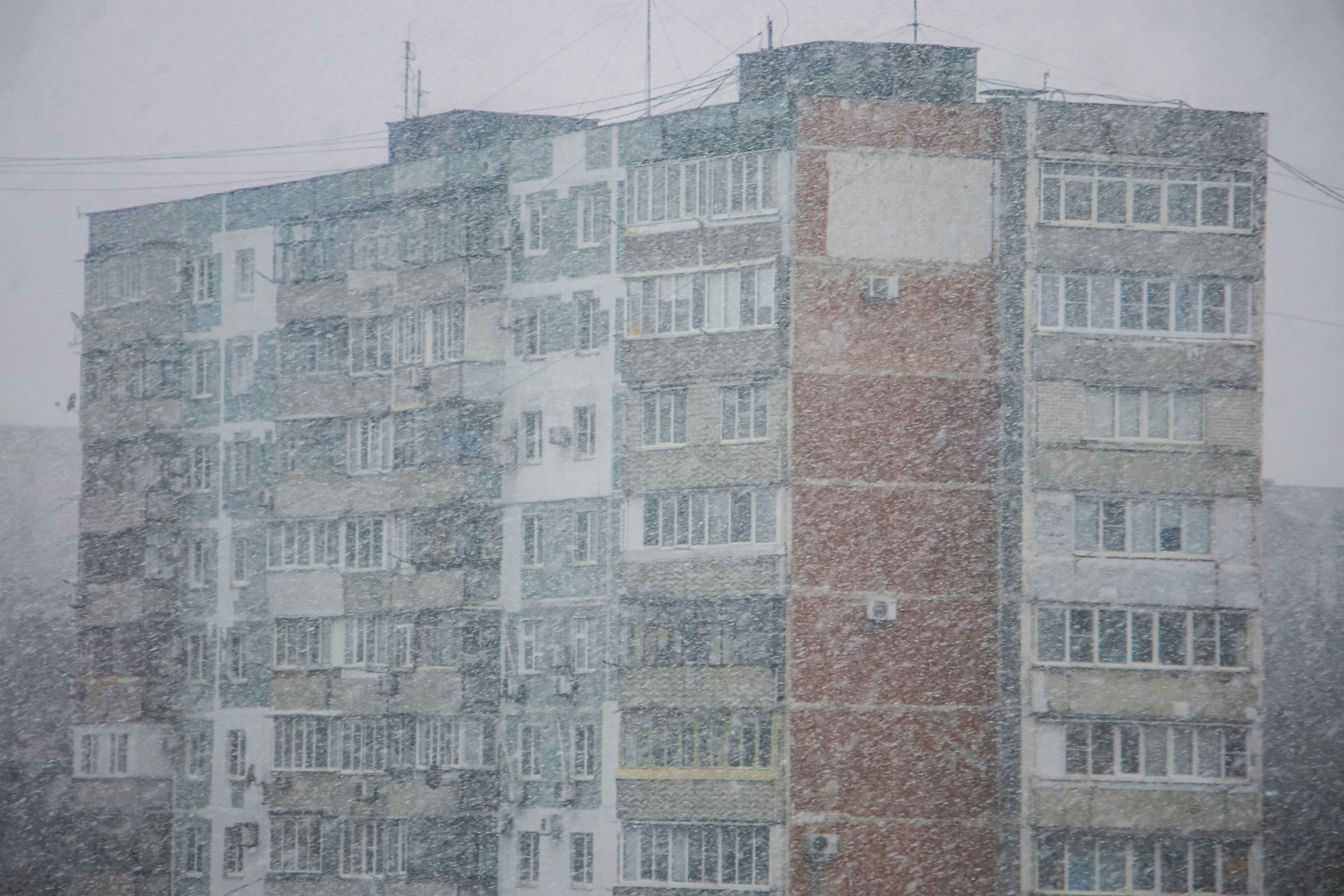 A tall building covered in snow on a cloudy day photo – Free ...