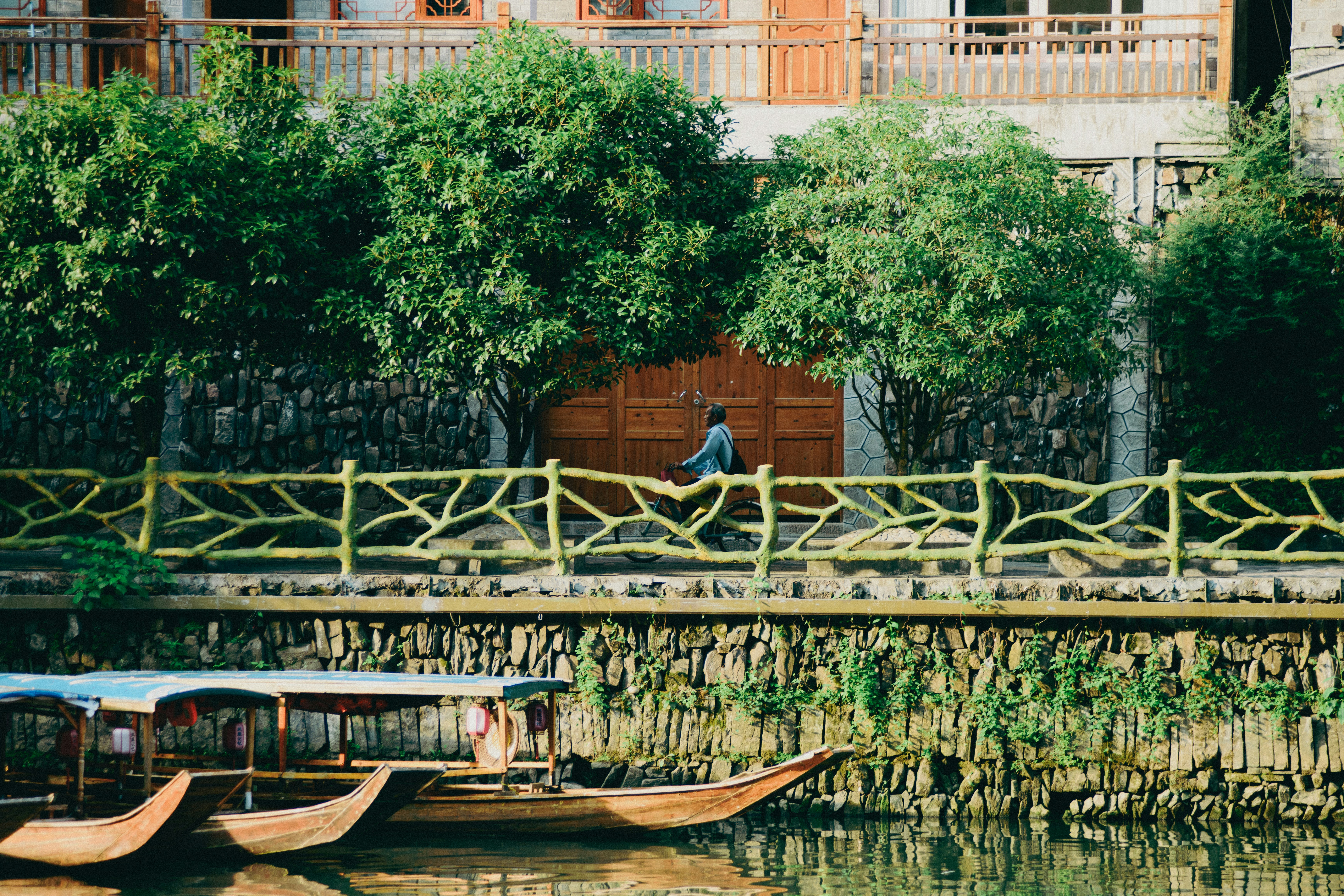 Foto Un par de botes flotando en la cima de un río – Imagen Condado de ...