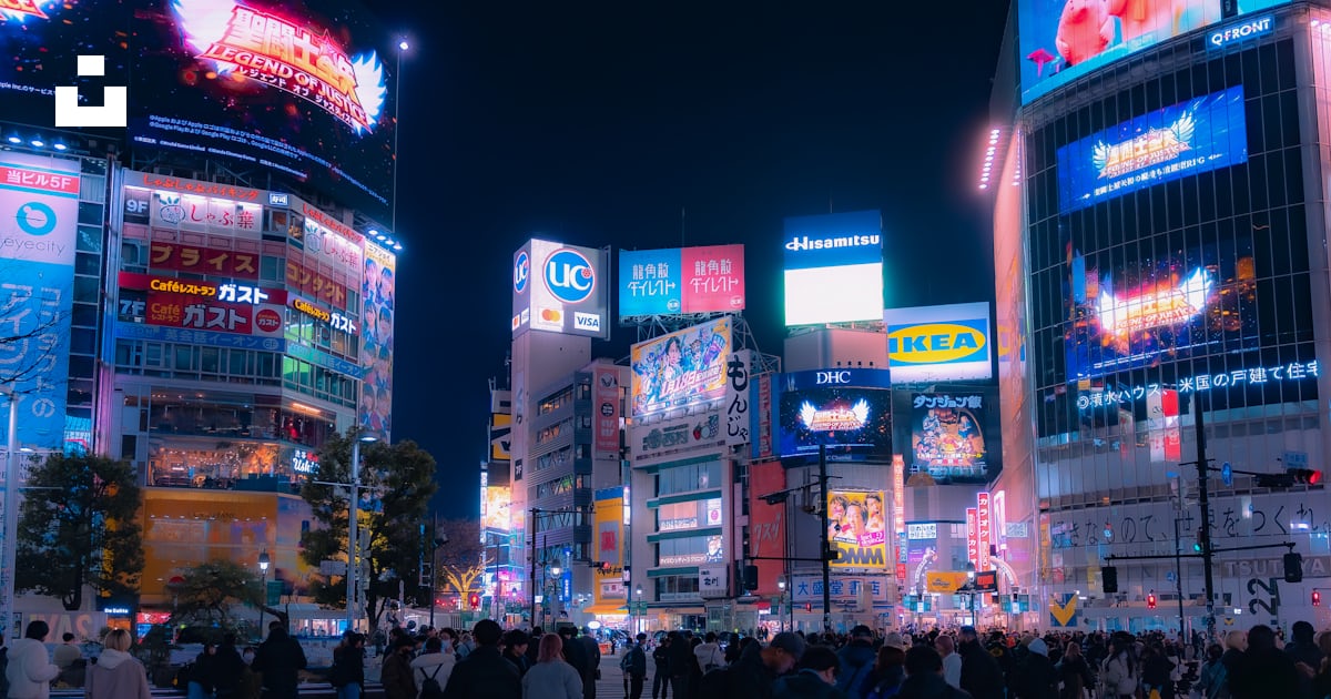밤에 거리를 걷는 사람들의 무리 사진 Unsplash의 무료 도쿄 이미지