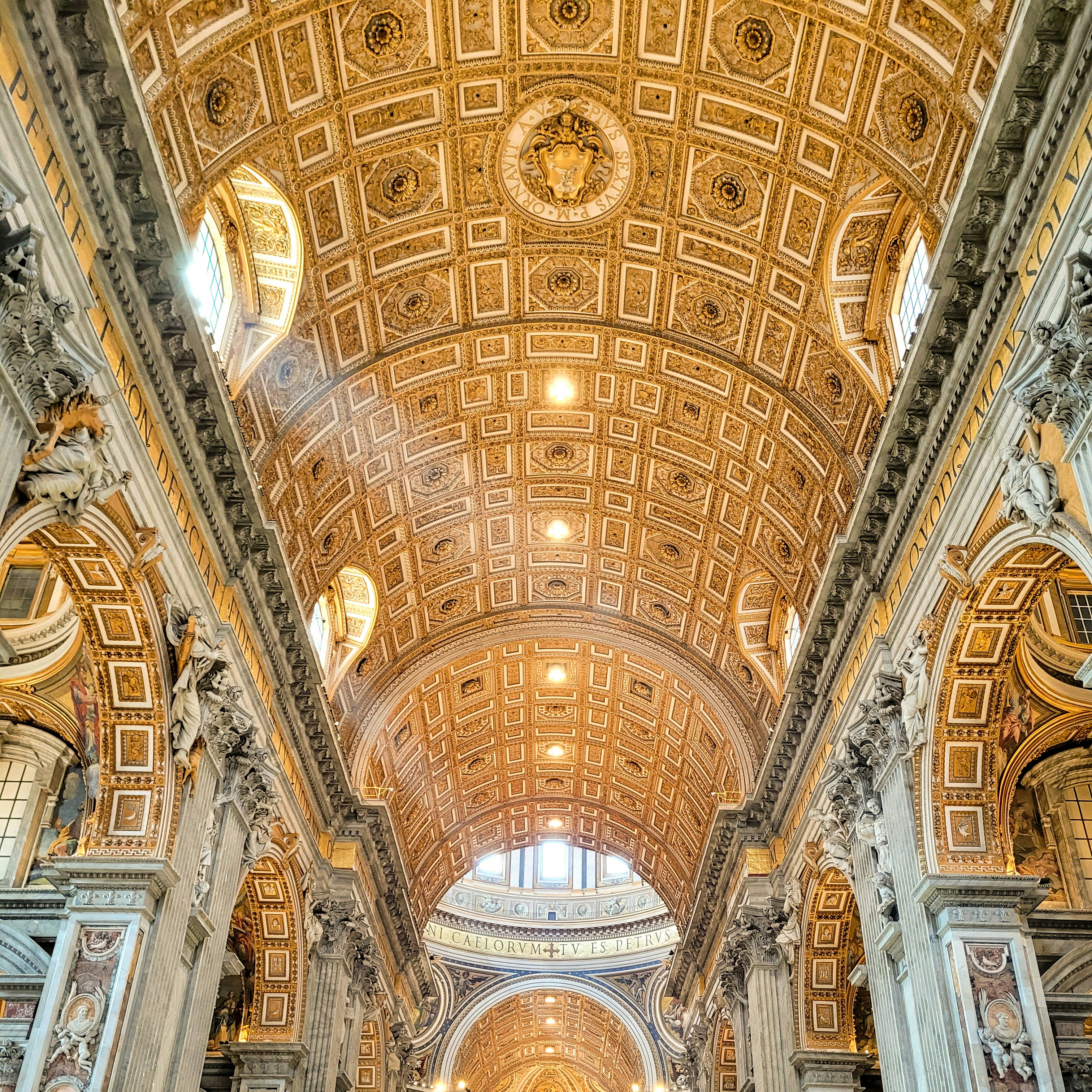 A large cathedral with a vaulted ceiling and high ceilings photo – Free ...