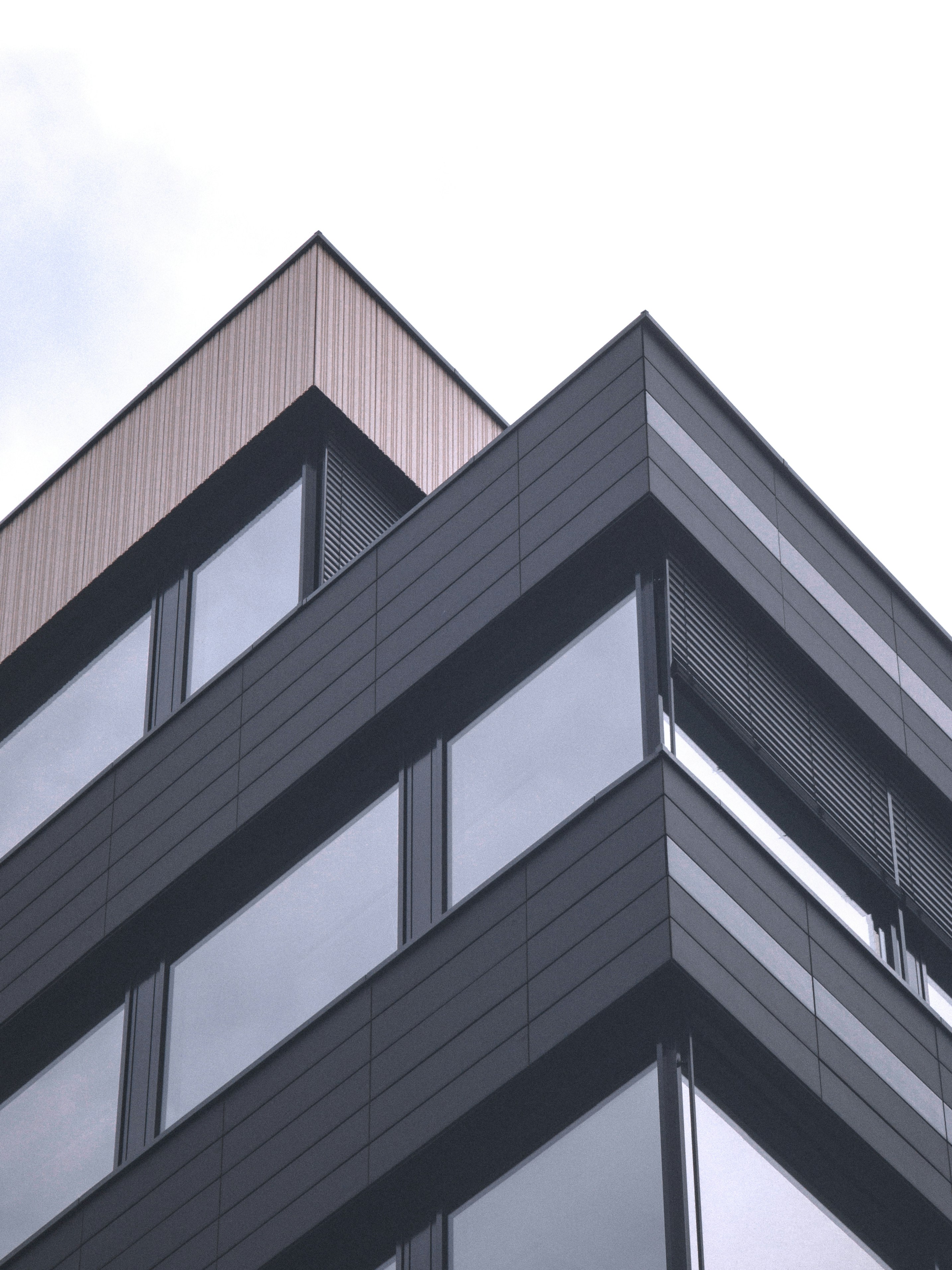 窓のある高層ビルのクローズアップの写真 – Unsplashのオフィスの無料画像