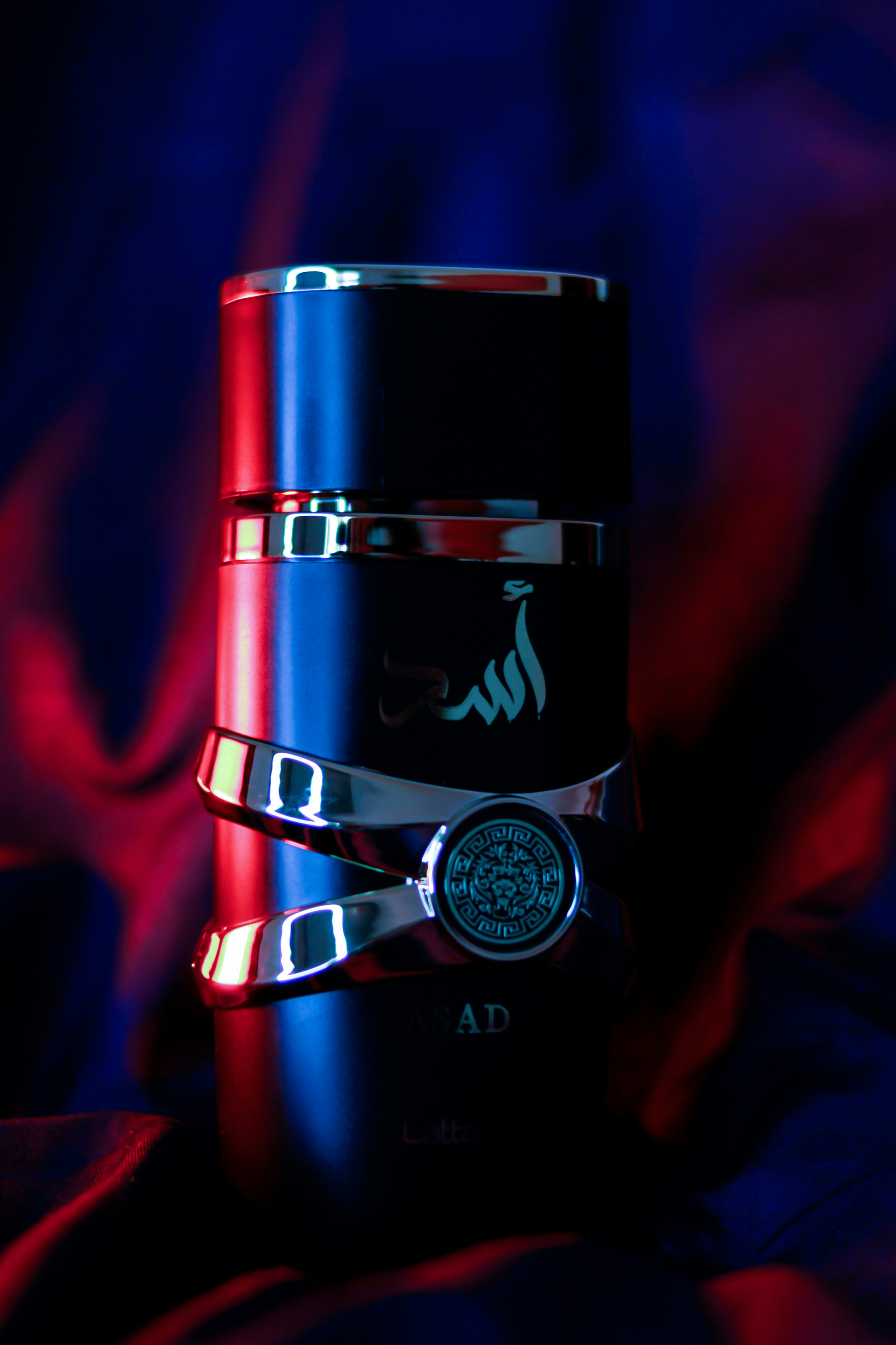 Un primer plano de un recipiente de metal sobre una tela foto – Imagen ...