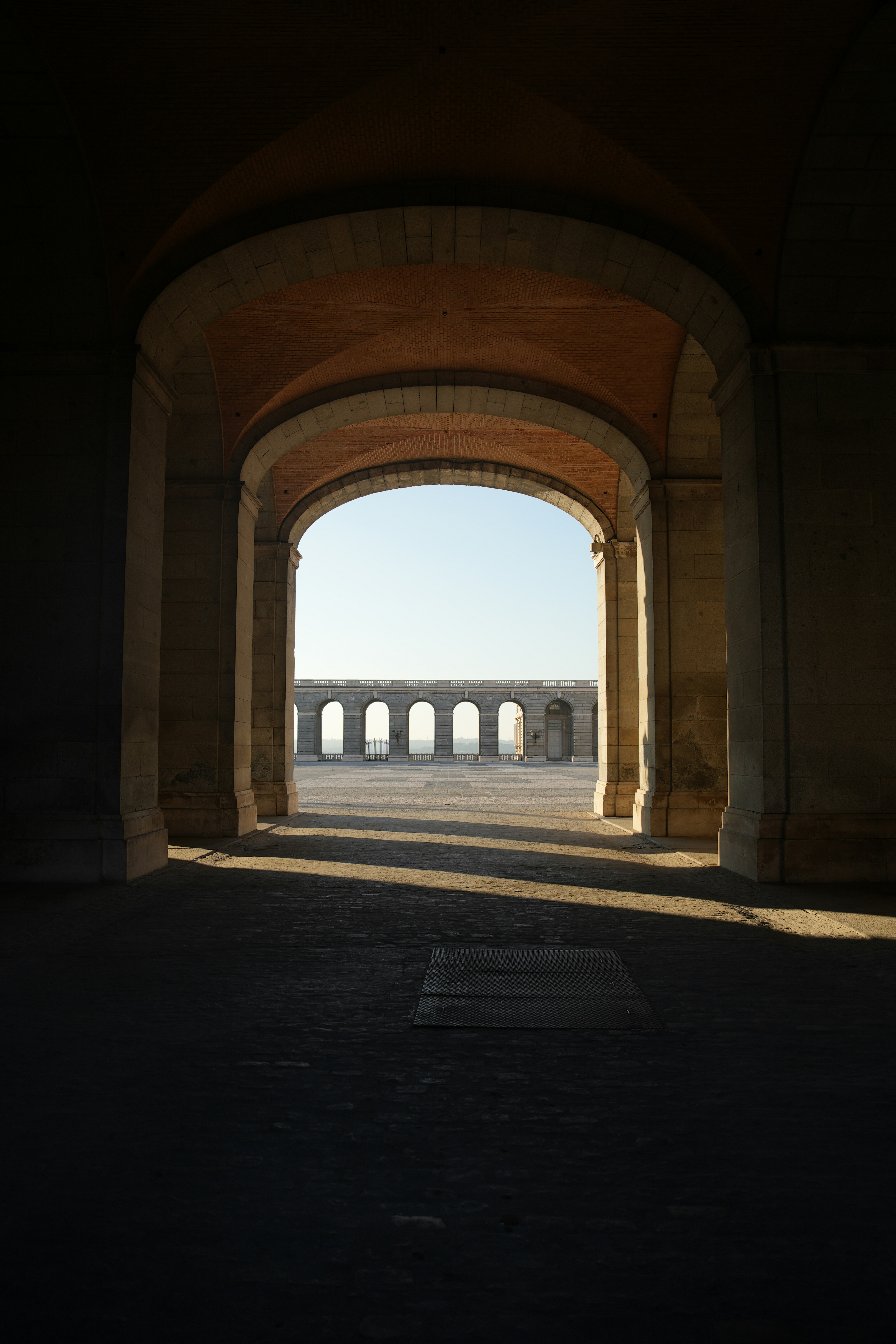 Une vue d’une passerelle avec des arches au milieu de celle-ci photo ...
