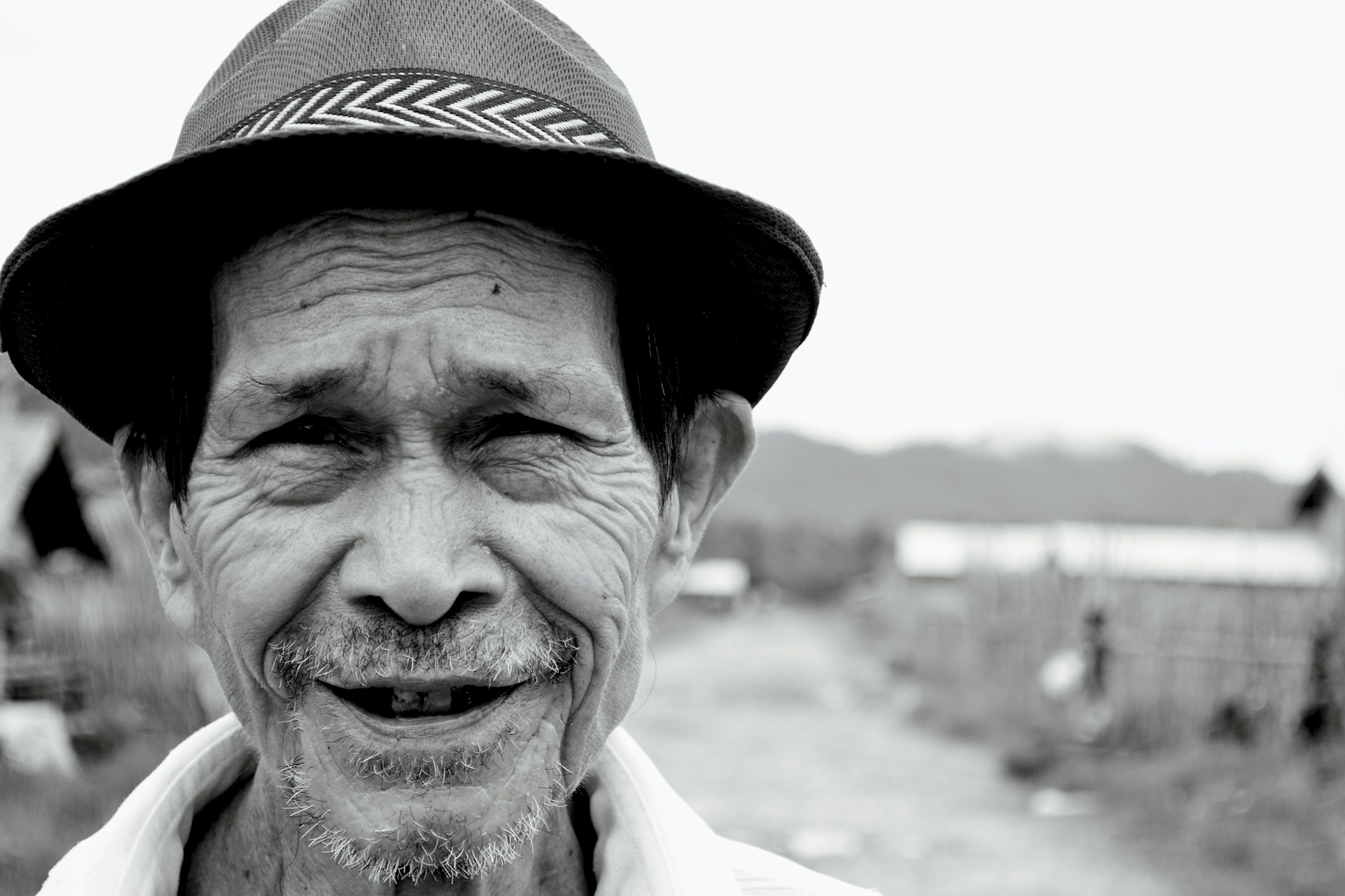 Una foto en blanco y negro de un hombre con sombrero foto – Imagen de ... Una foto en blanco y negro de un hombre con sombrero foto – Imagen de ...