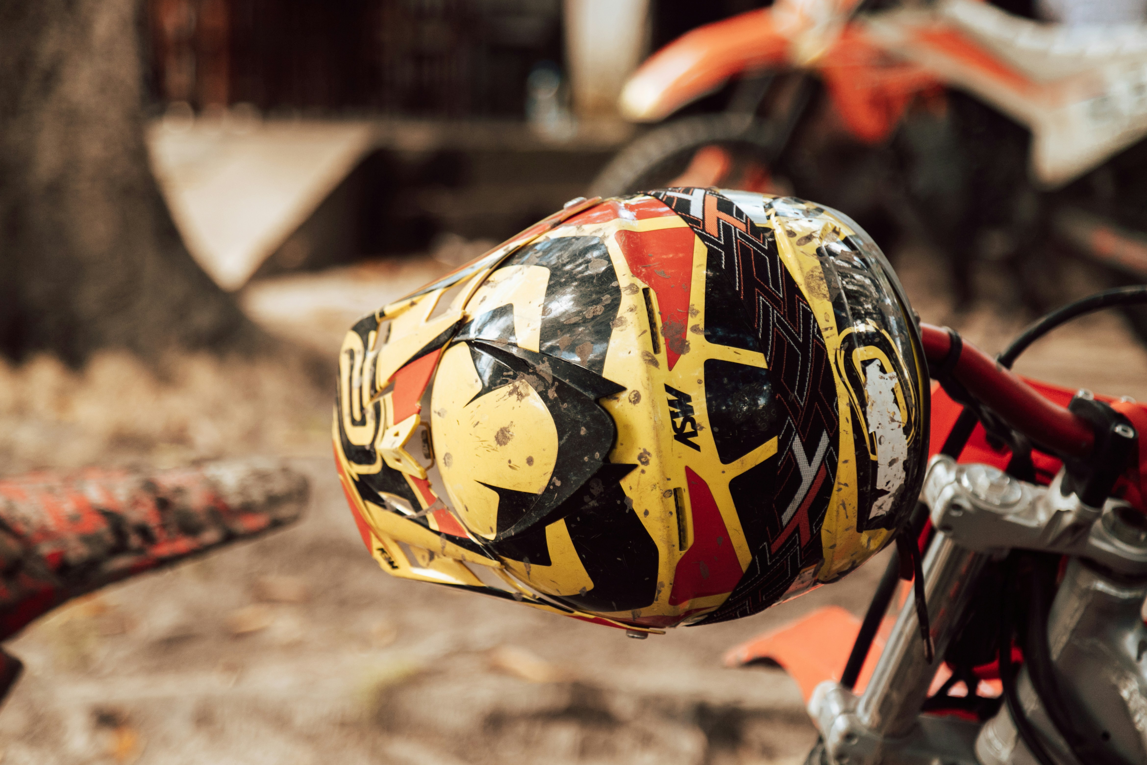 Star-Patterned Helmet Anchors a Mud-Splashed Off-Road Scene