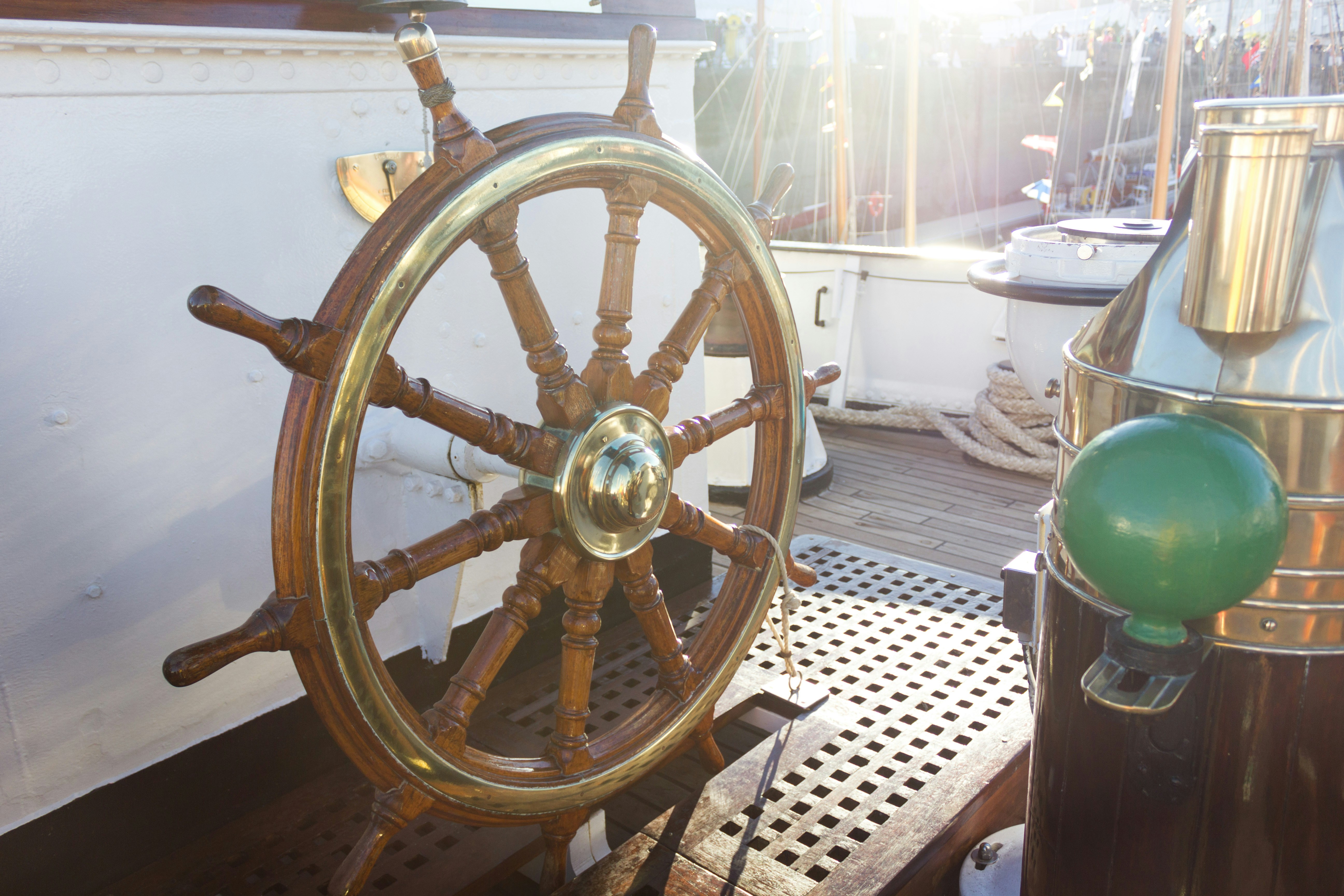 El timón de un barco en la cubierta de un barco foto – Imagen de Verde ...