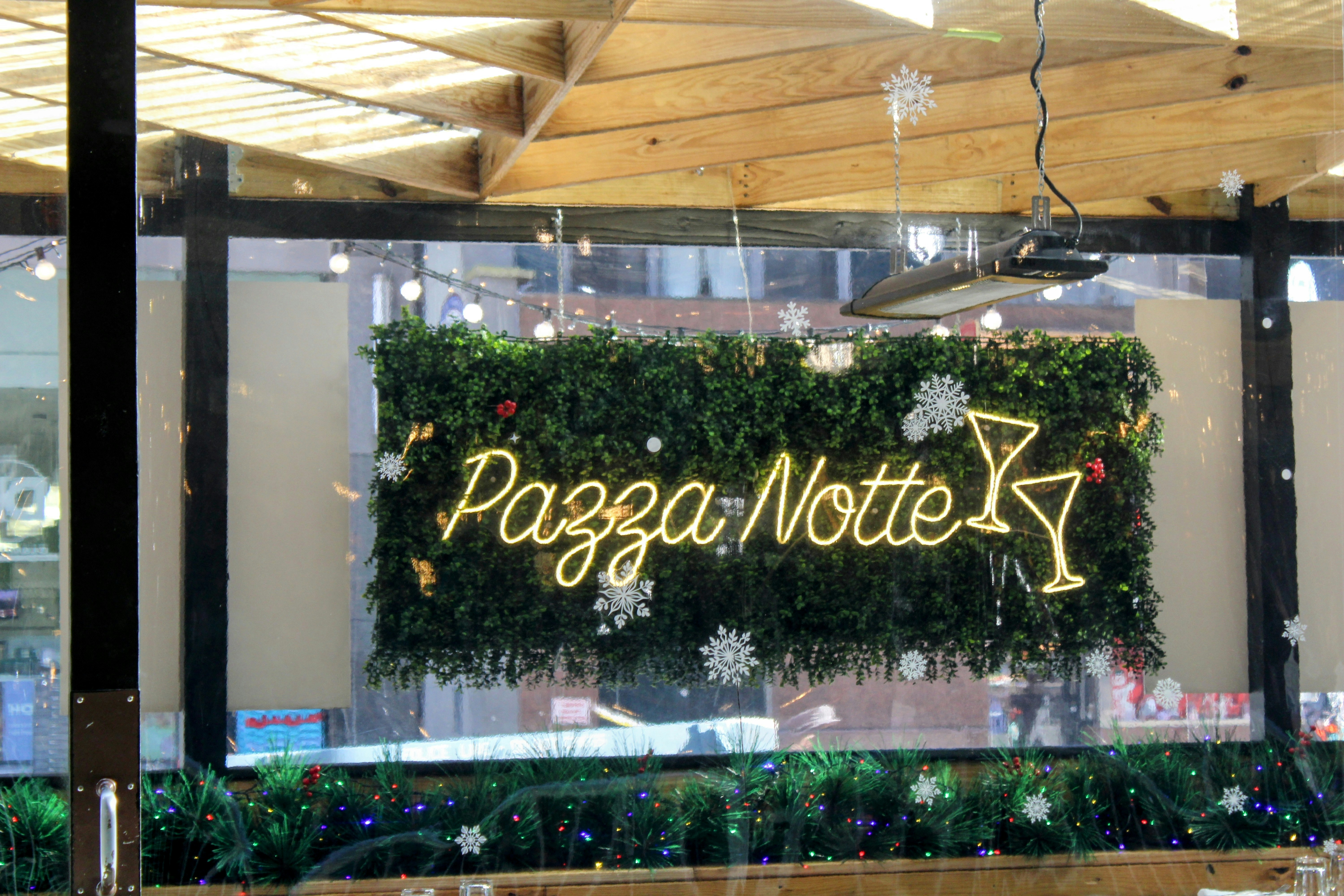 A restaurant window with a sign that says pizza notez photo – Free ...