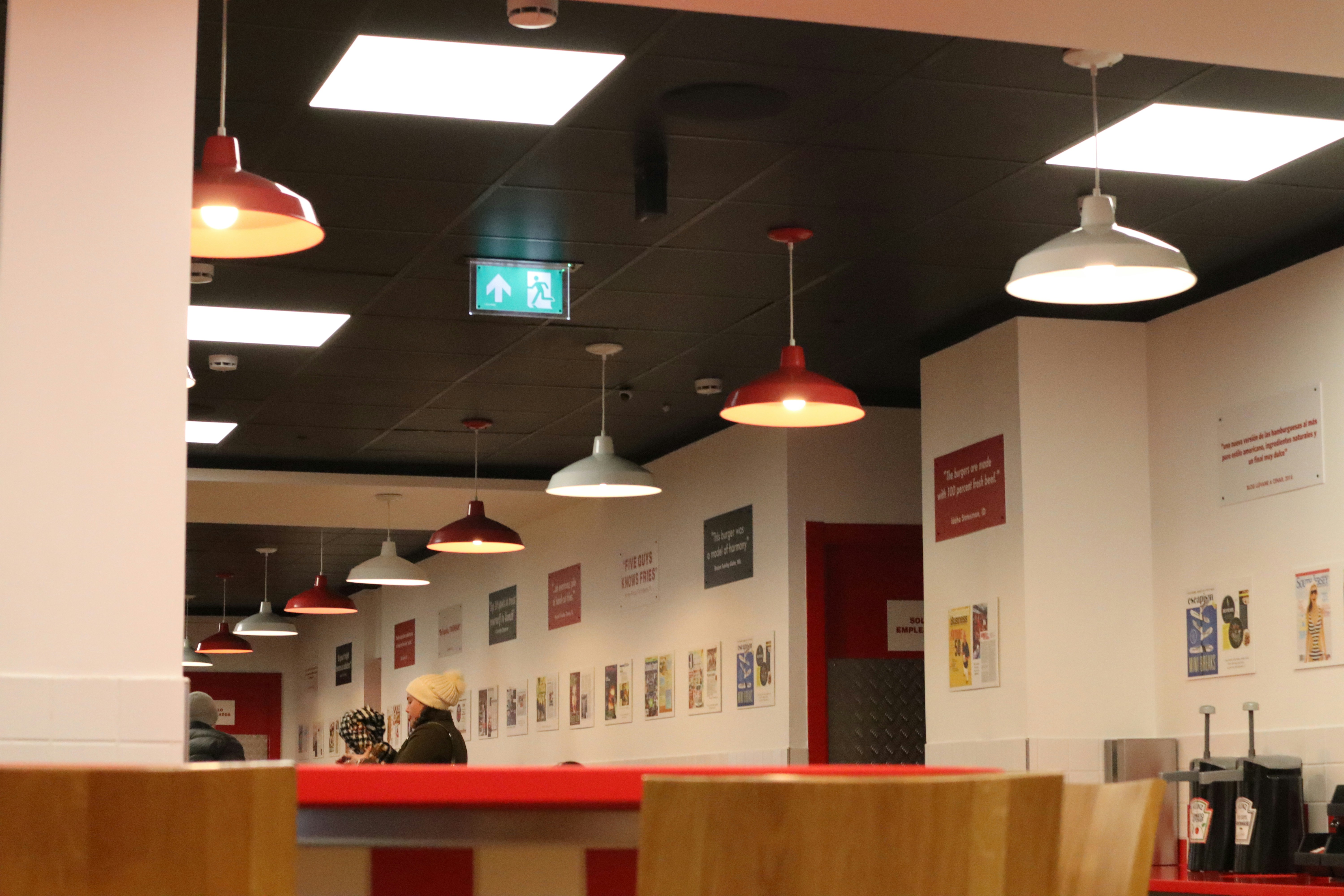 A restaurant with red booths and hanging lights photo – Free Spanien ...