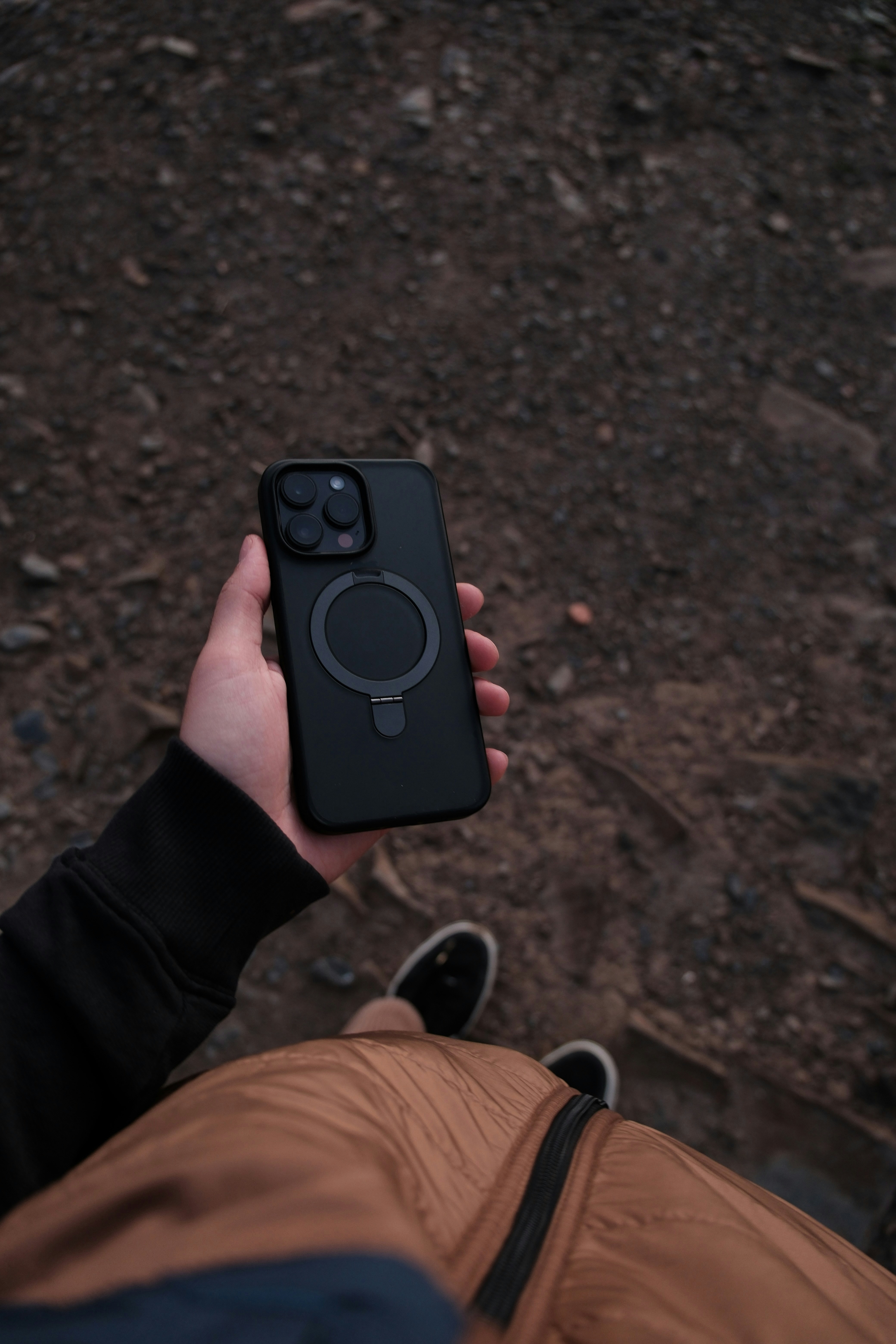 Ring Mount, Muddy Ground: A Quiet Handheld Moment