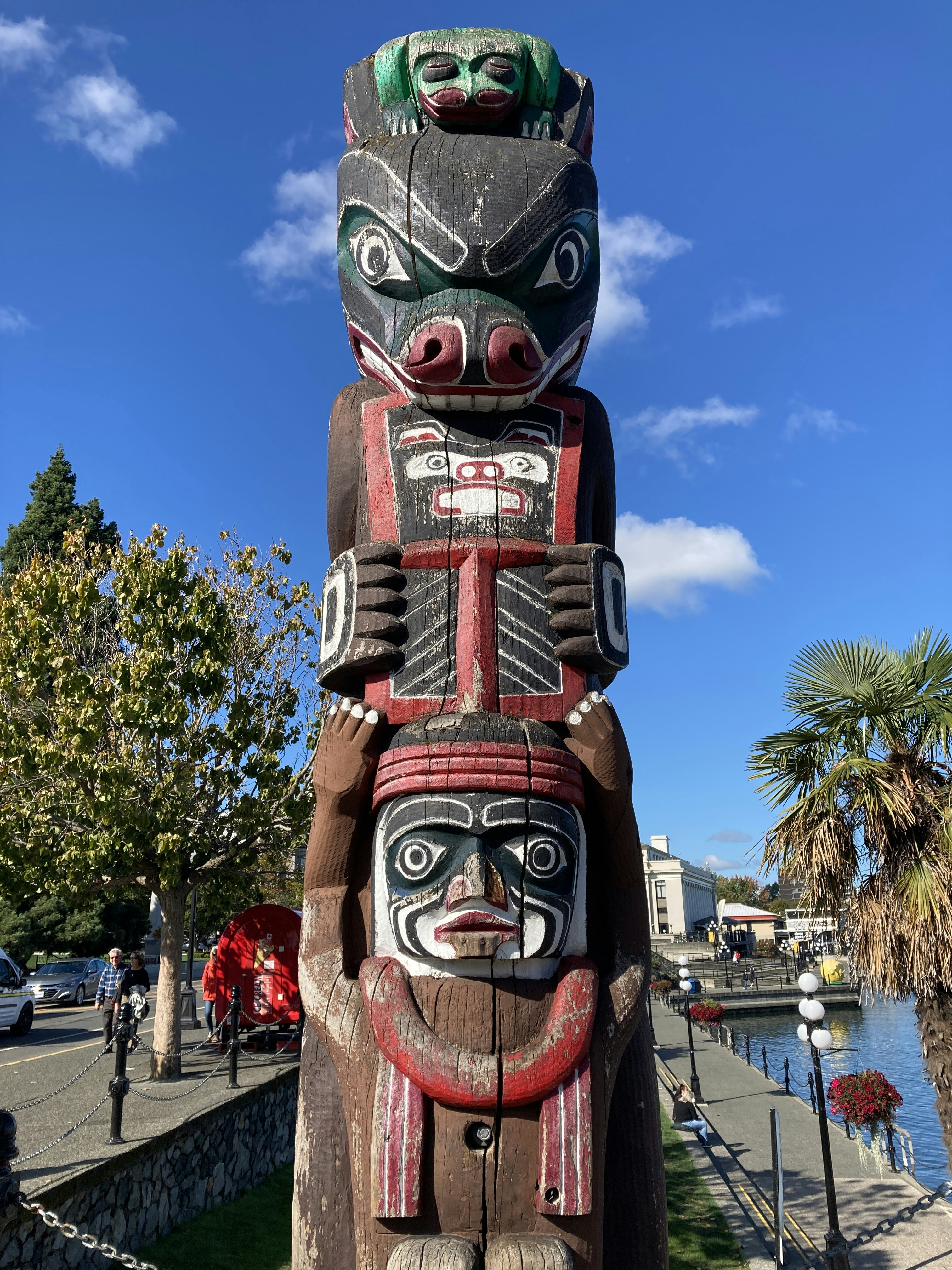 Totem Pole - Victoria, Vancouver Island, BC, Canada | a statue of a totema in a park next to a body of water