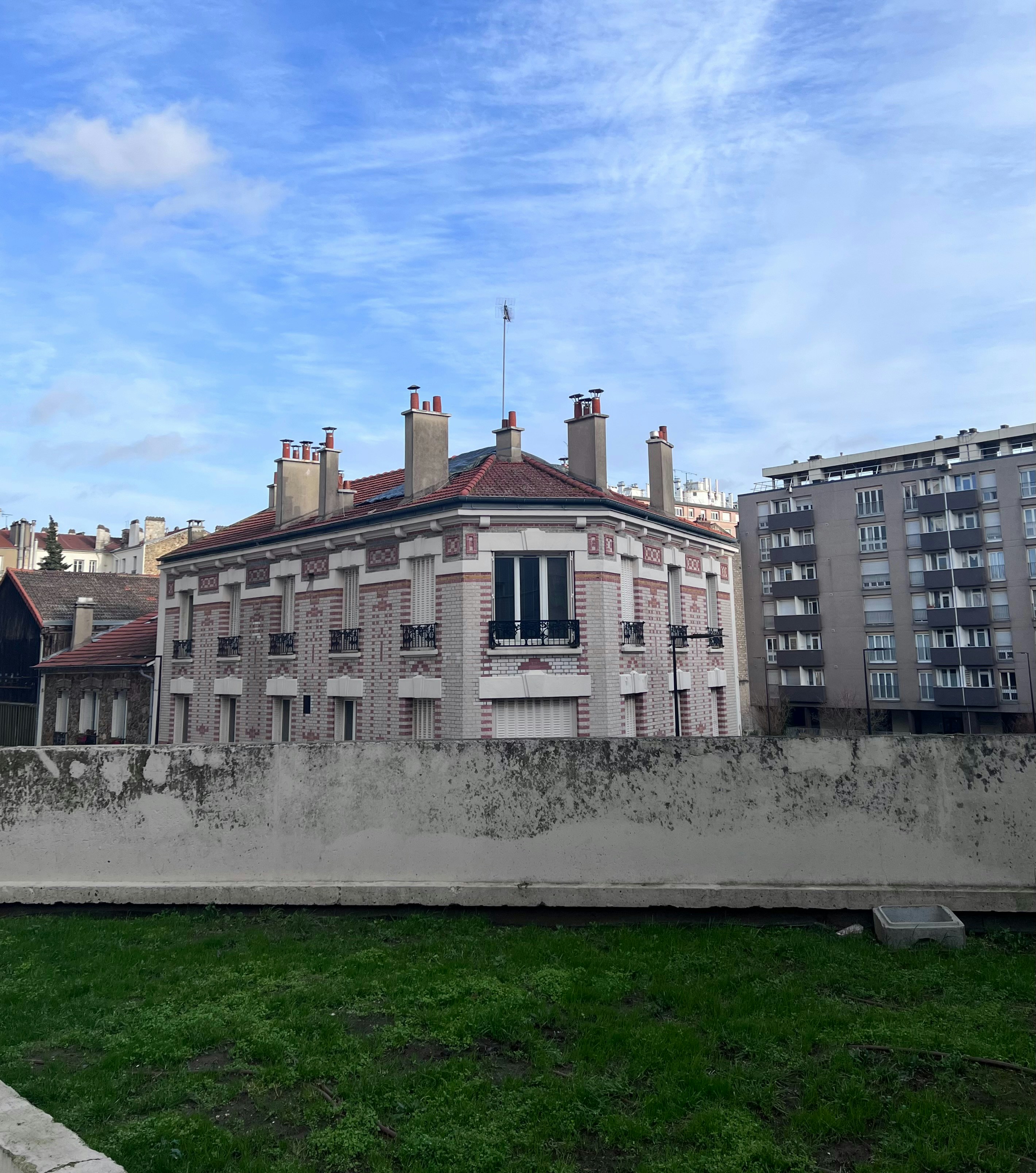 A large building with a clock on the side of it photo – Free Ivry-sur ...