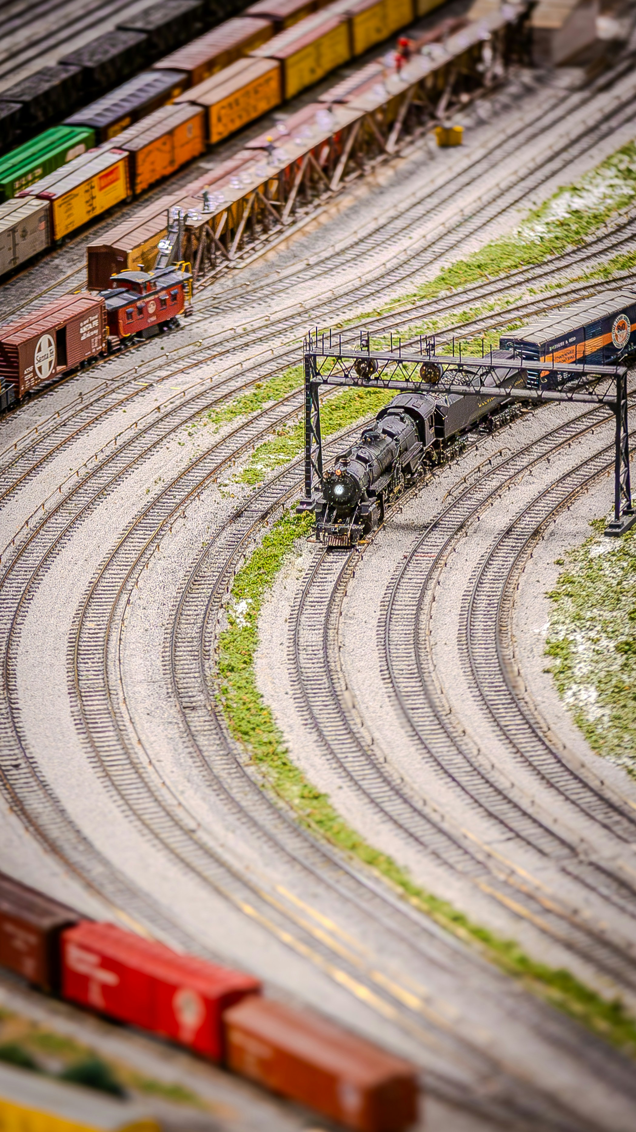A model train set up on a track photo – Free Cincinnati Image on Unsplash