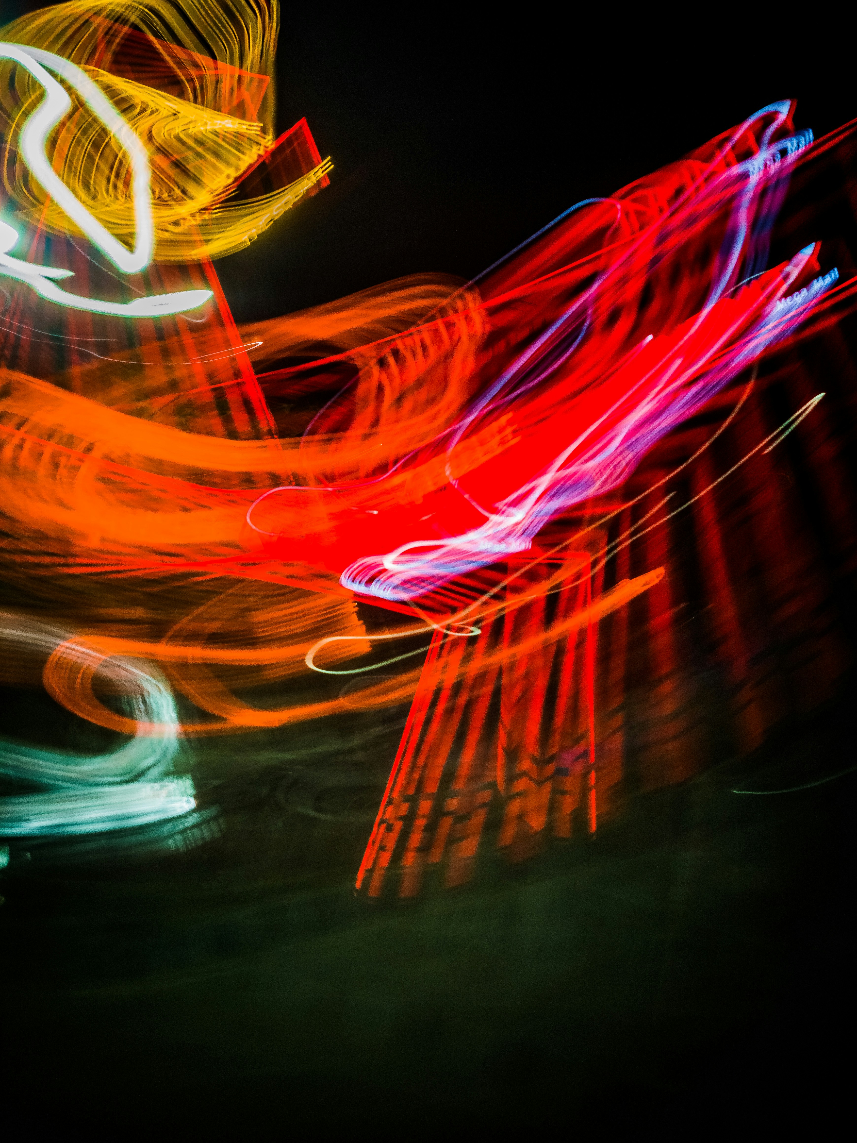 Une photo floue d’un objet rouge et jaune photo – Photo Abstrait de rue ...