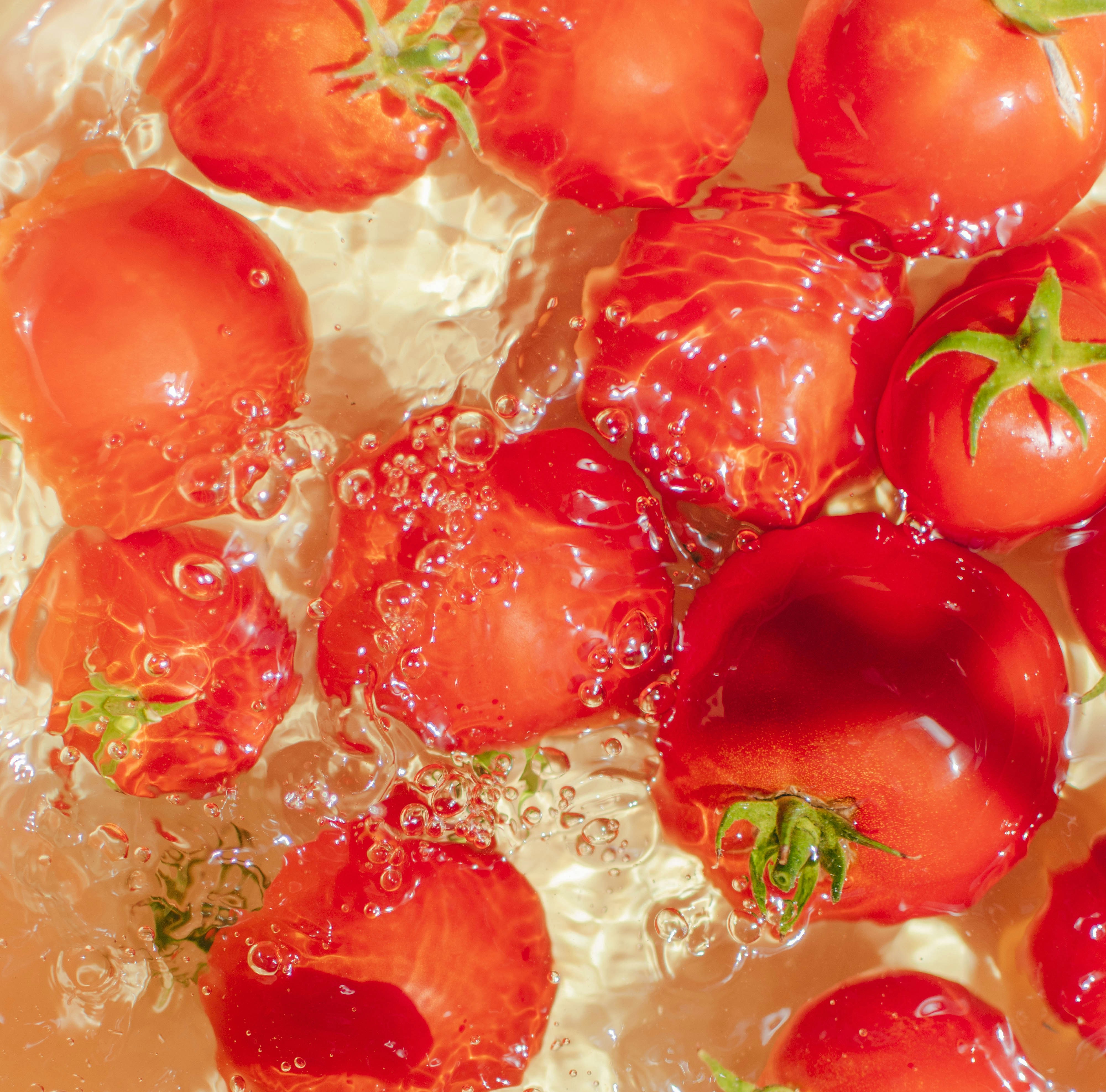 a bunch of tomatoes that are in some water