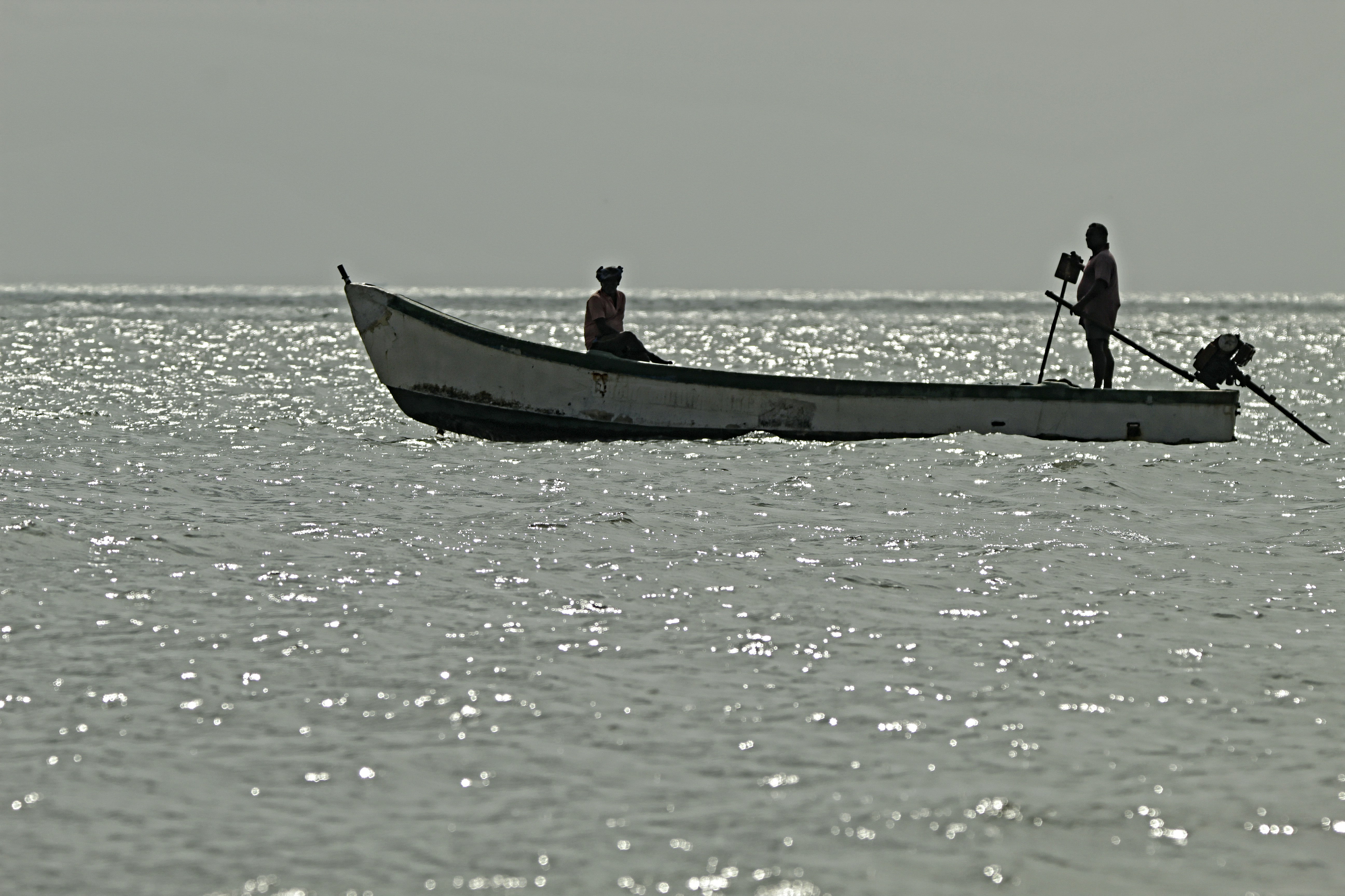 Dos personas en un pequeño bote en el agua foto – Imagen de Bote ...