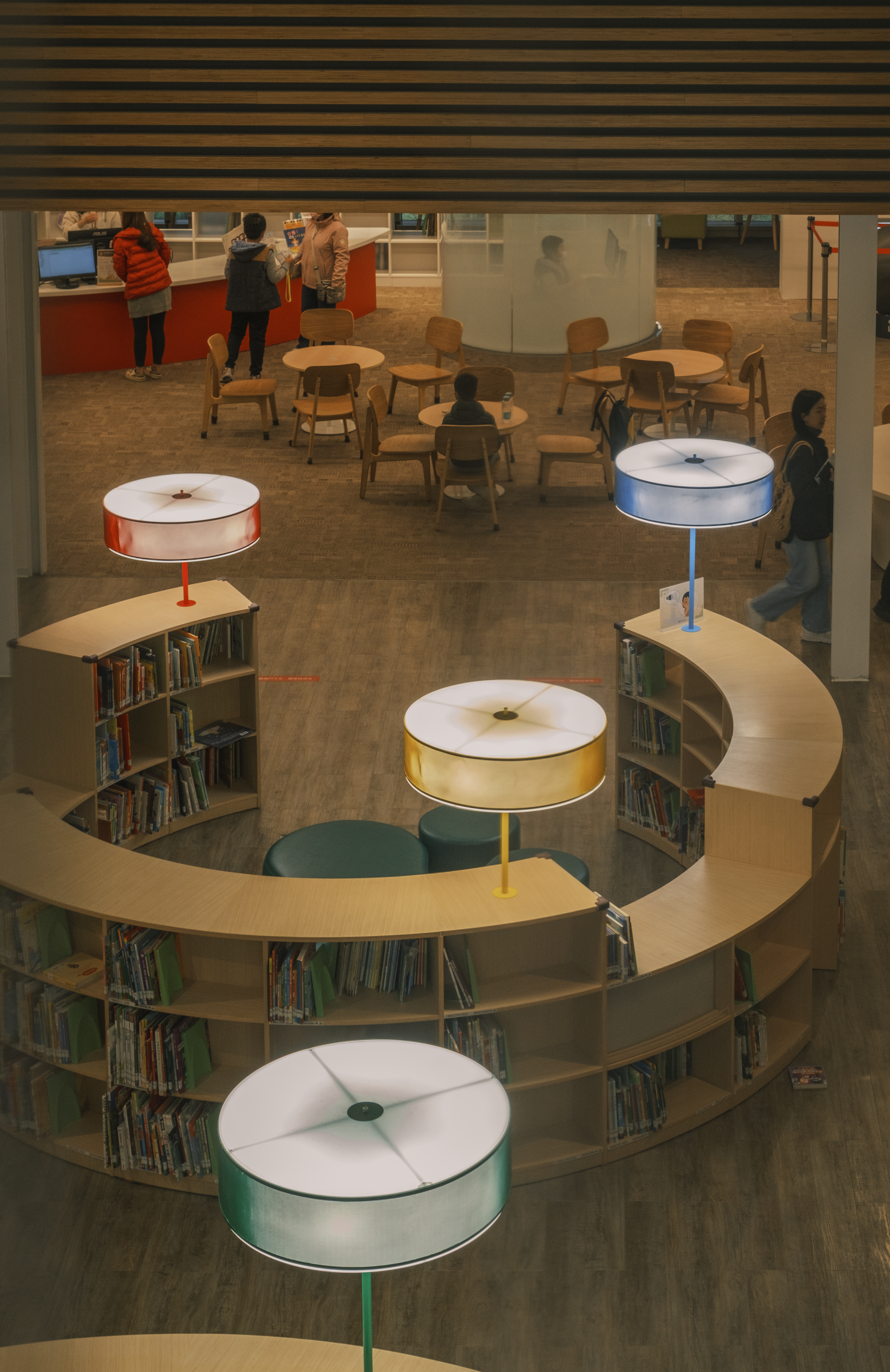 A library filled with lots of books and tables photo – Free Building ...