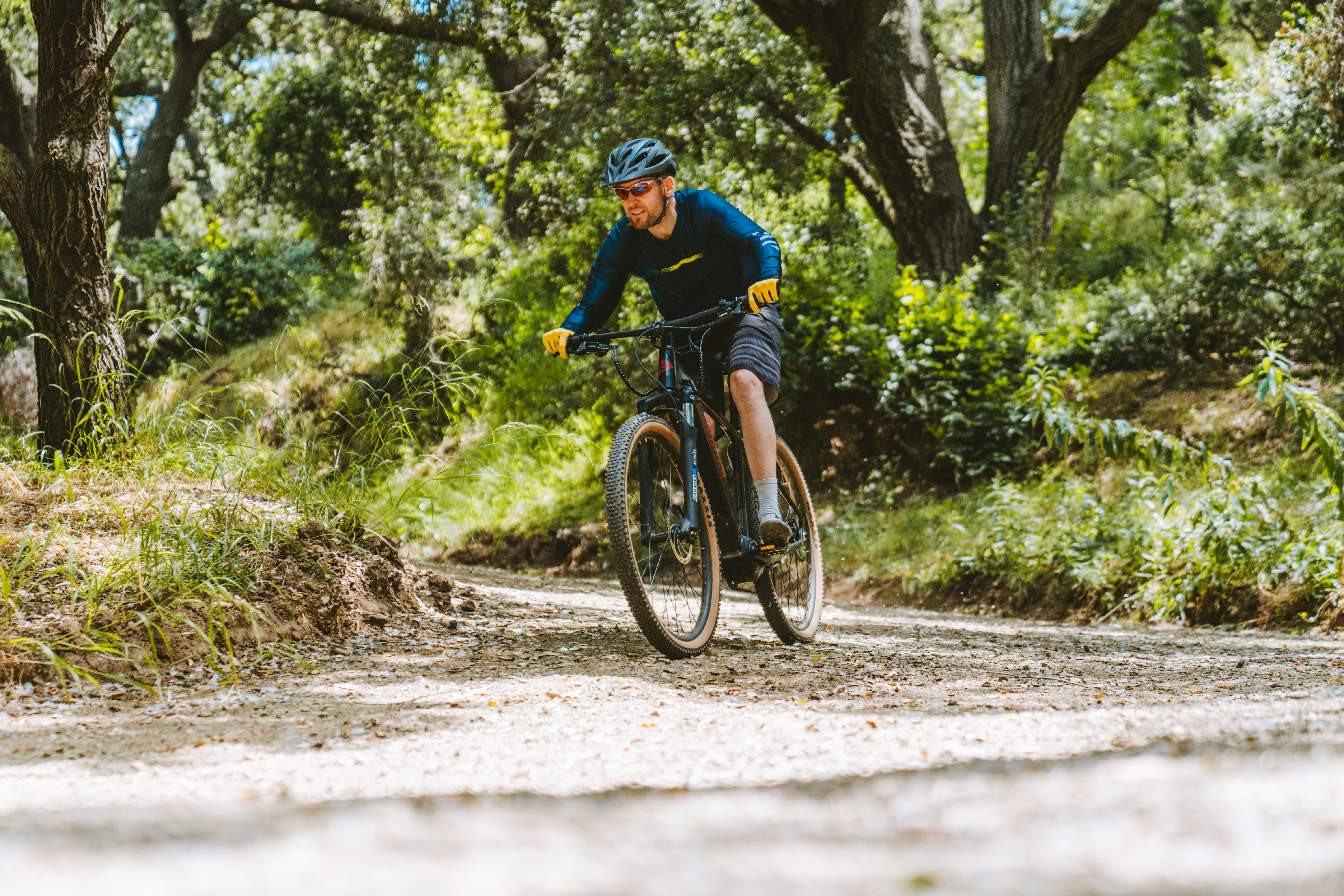 A man riding a bike down a dirt road photo – Free Emtb Image on Unsplash