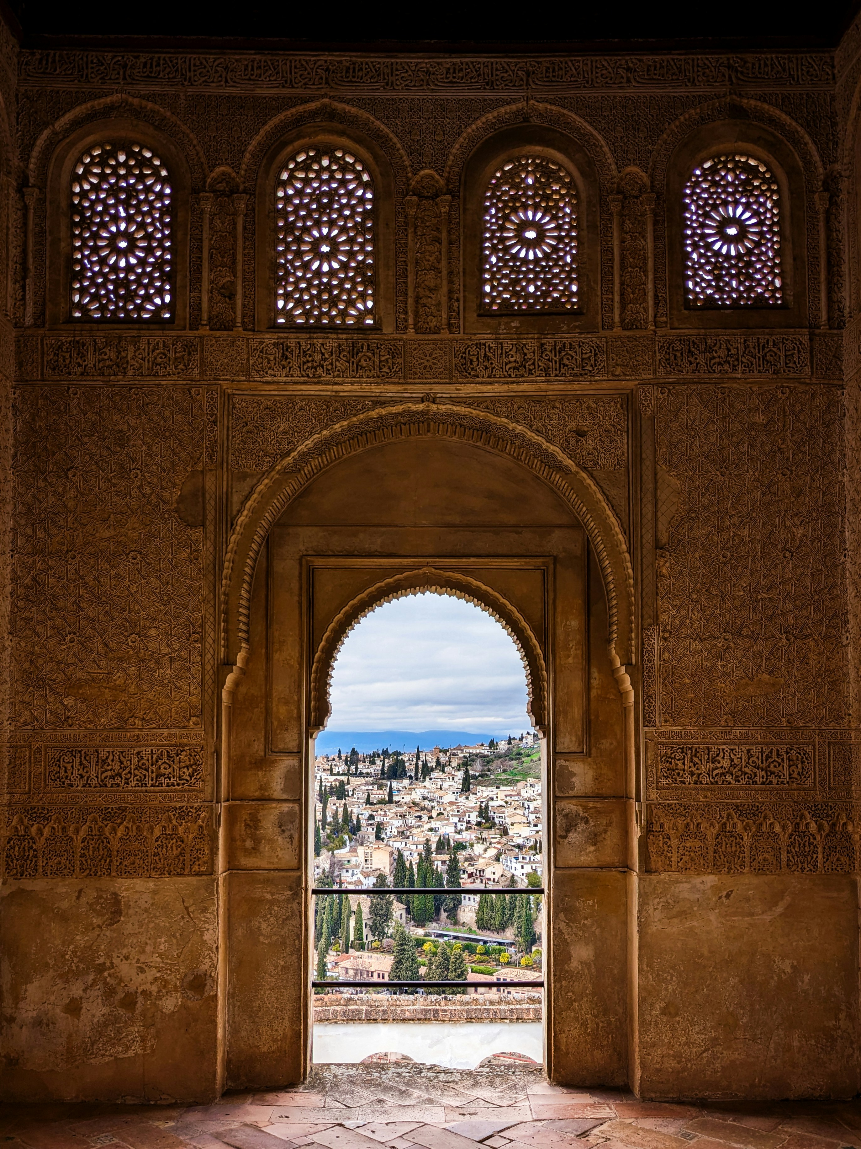 An archway with a view of a city in the distance photo – Free Alhambra ...