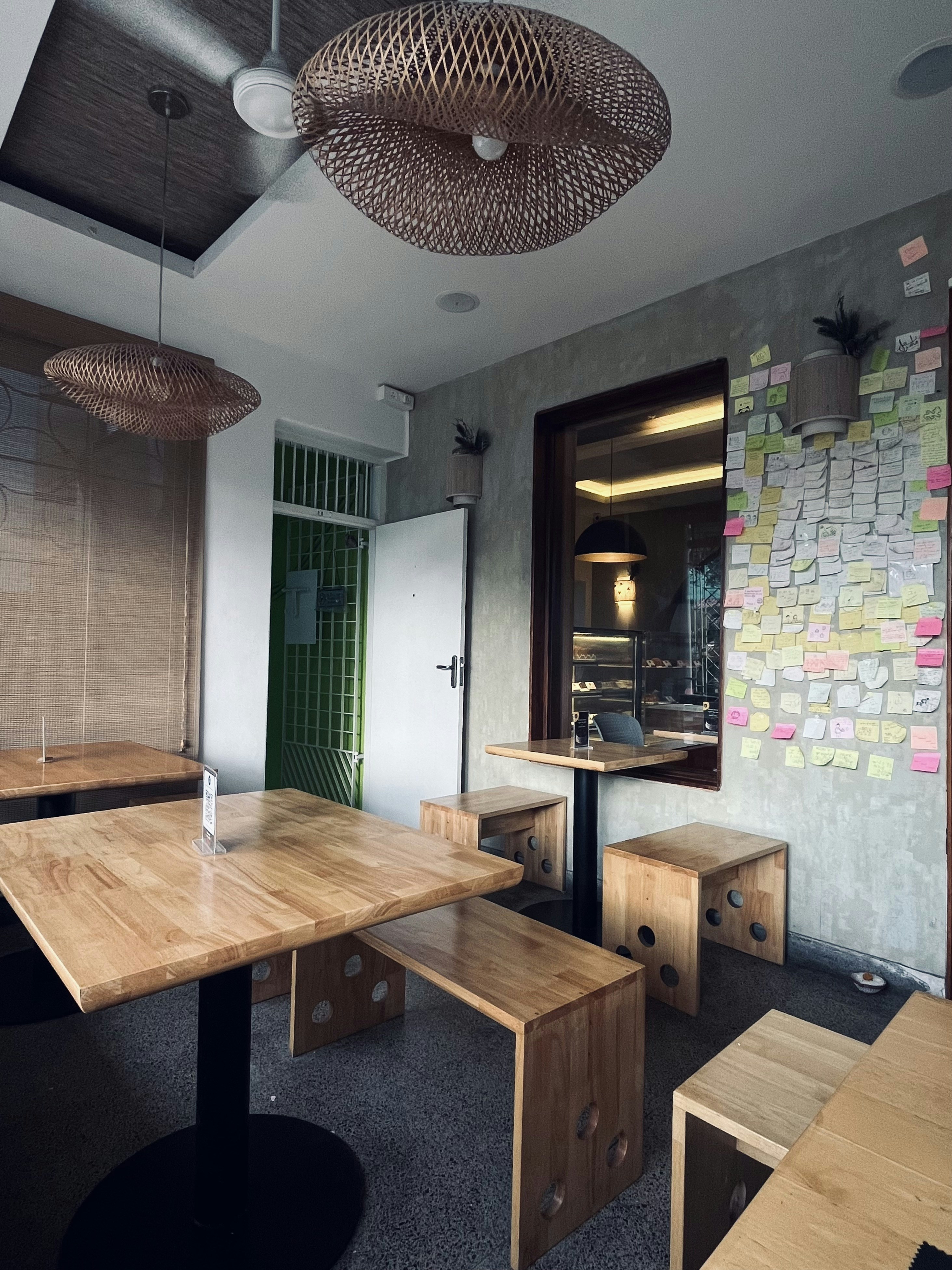 A room that has a bunch of tables in it photo – Free Interior design ...