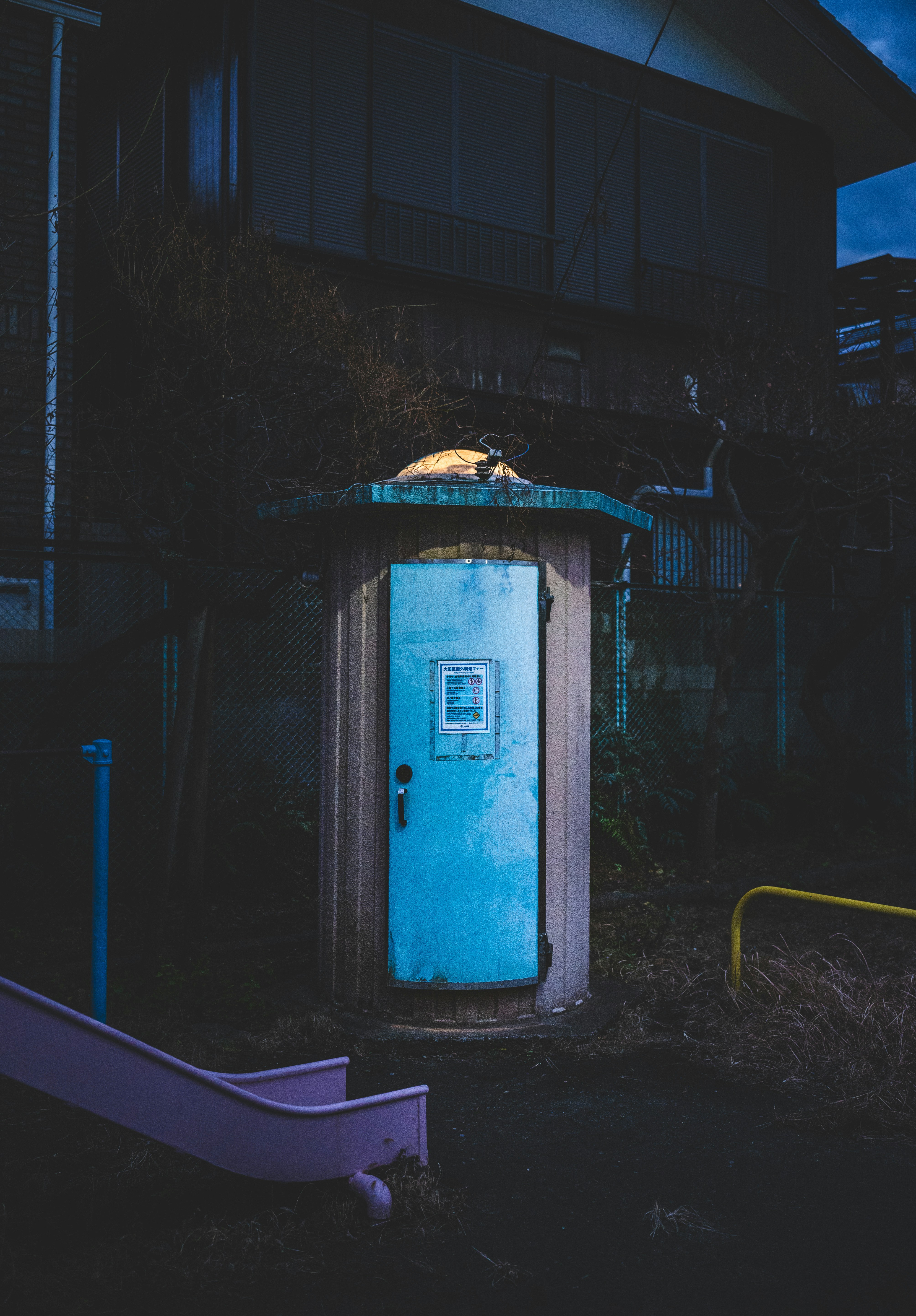 A blue outhouse sitting in the middle of a yard photo – Free Outdoors ...