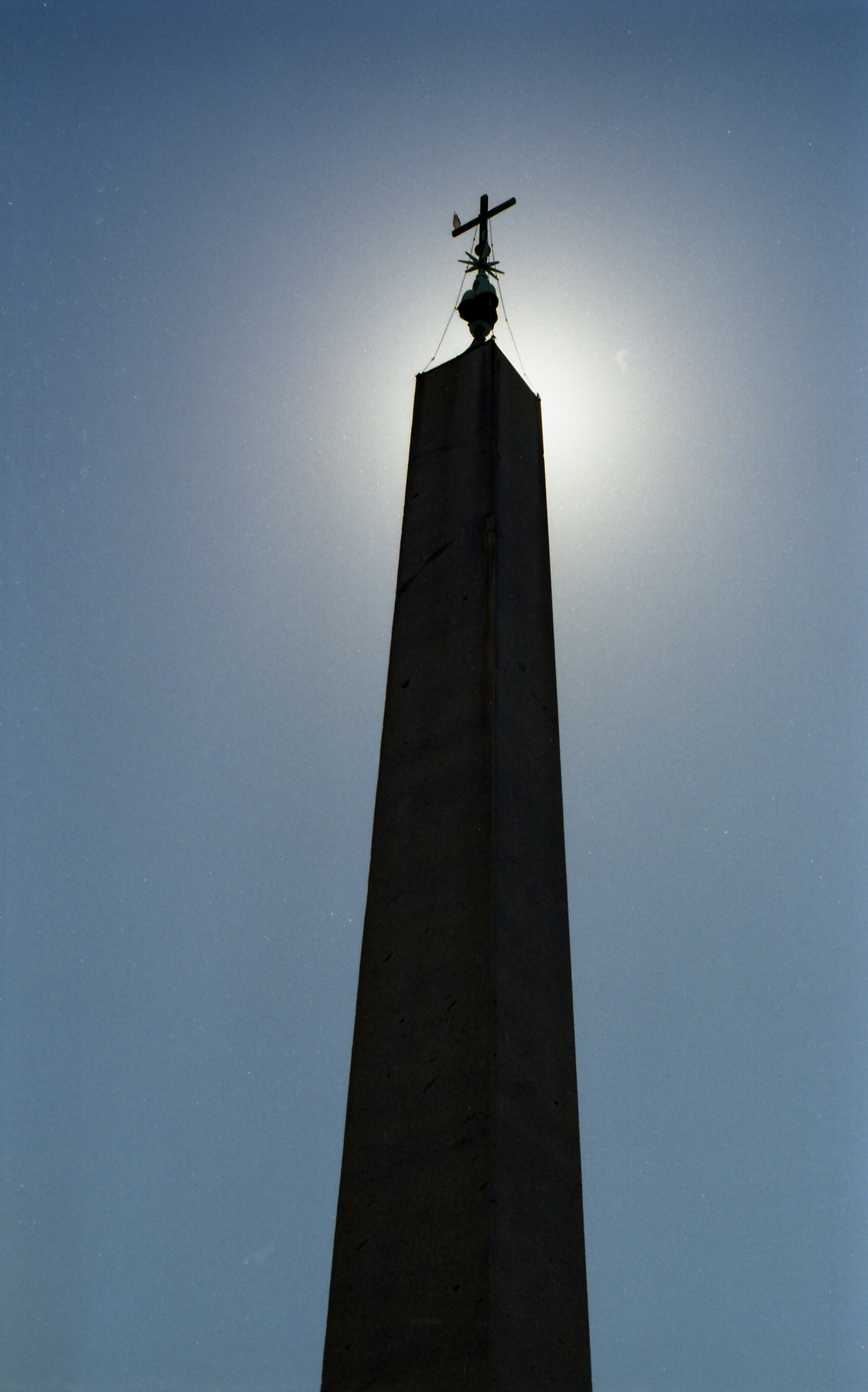 Le sommet d’un grand monument surmonté d’une croix photo – Photo ...