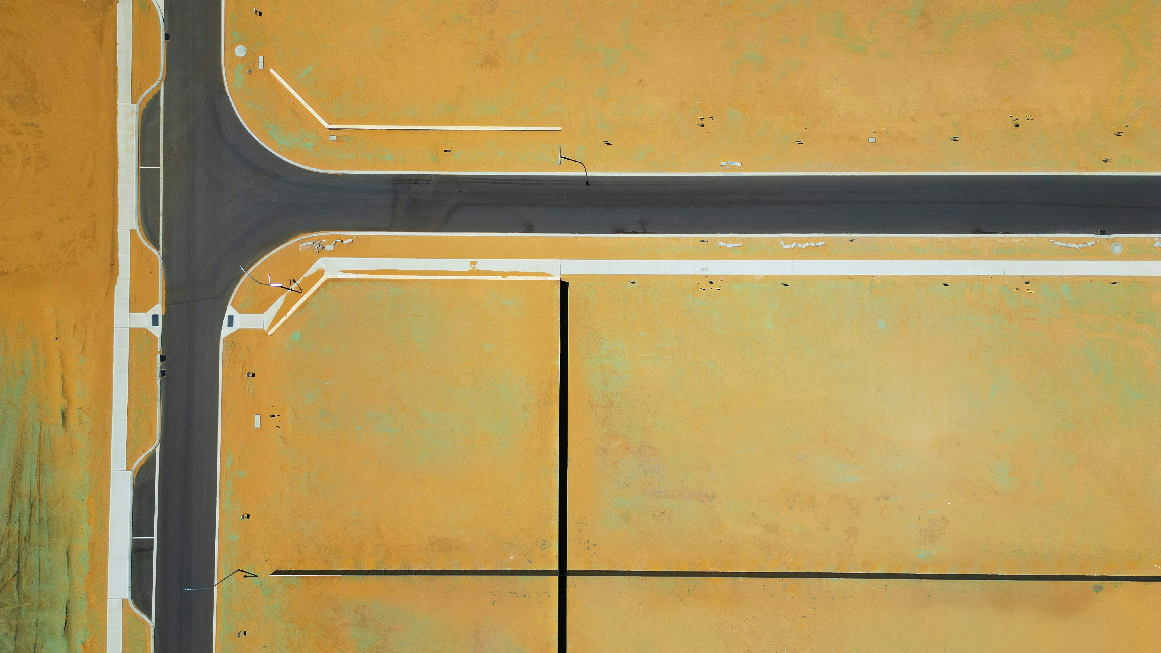 An overhead view of a street with two intersecting roads photo – Free ...