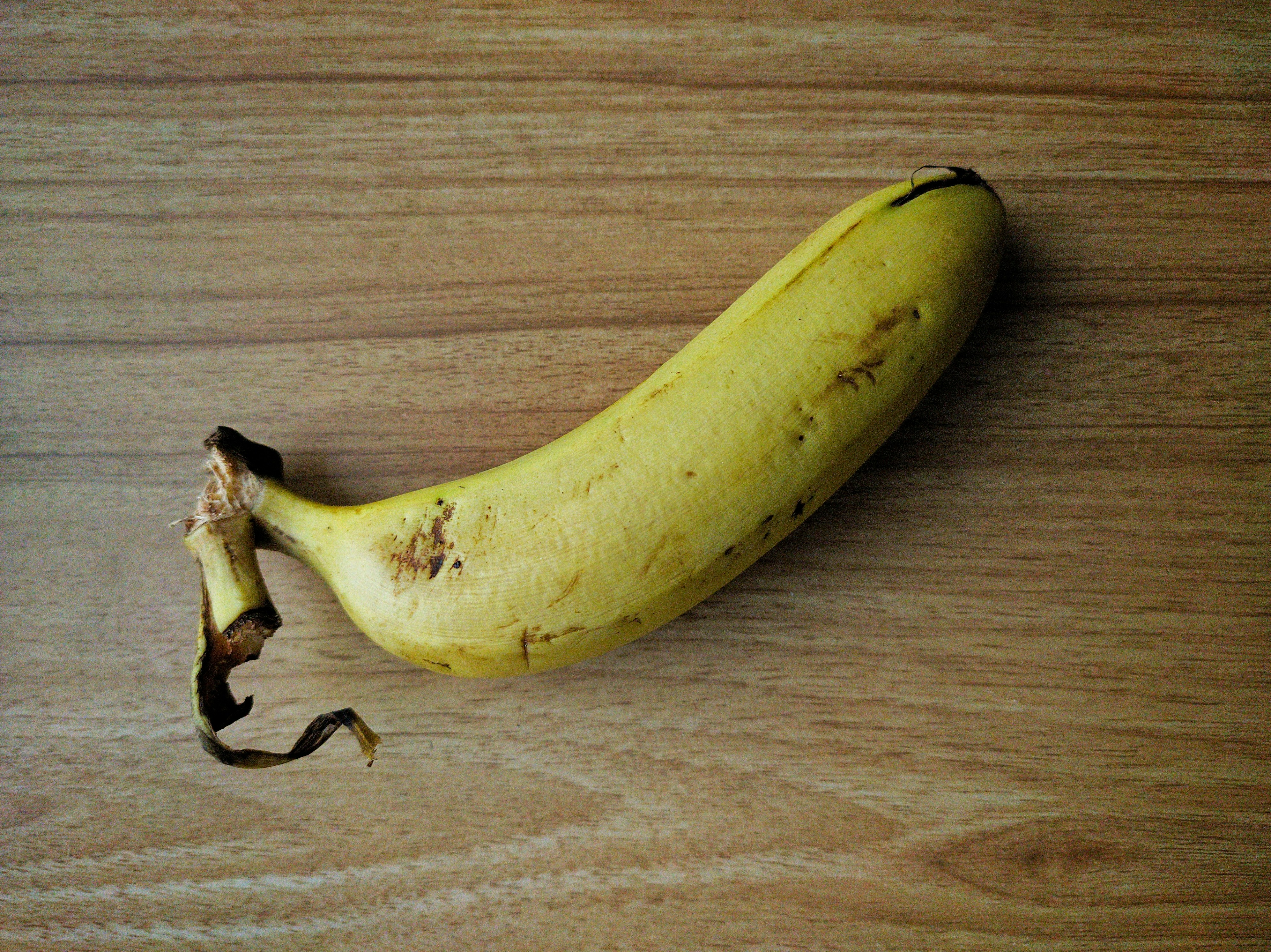 Une banane mûre posée sur une table en bois photo – Image gratuite de ...