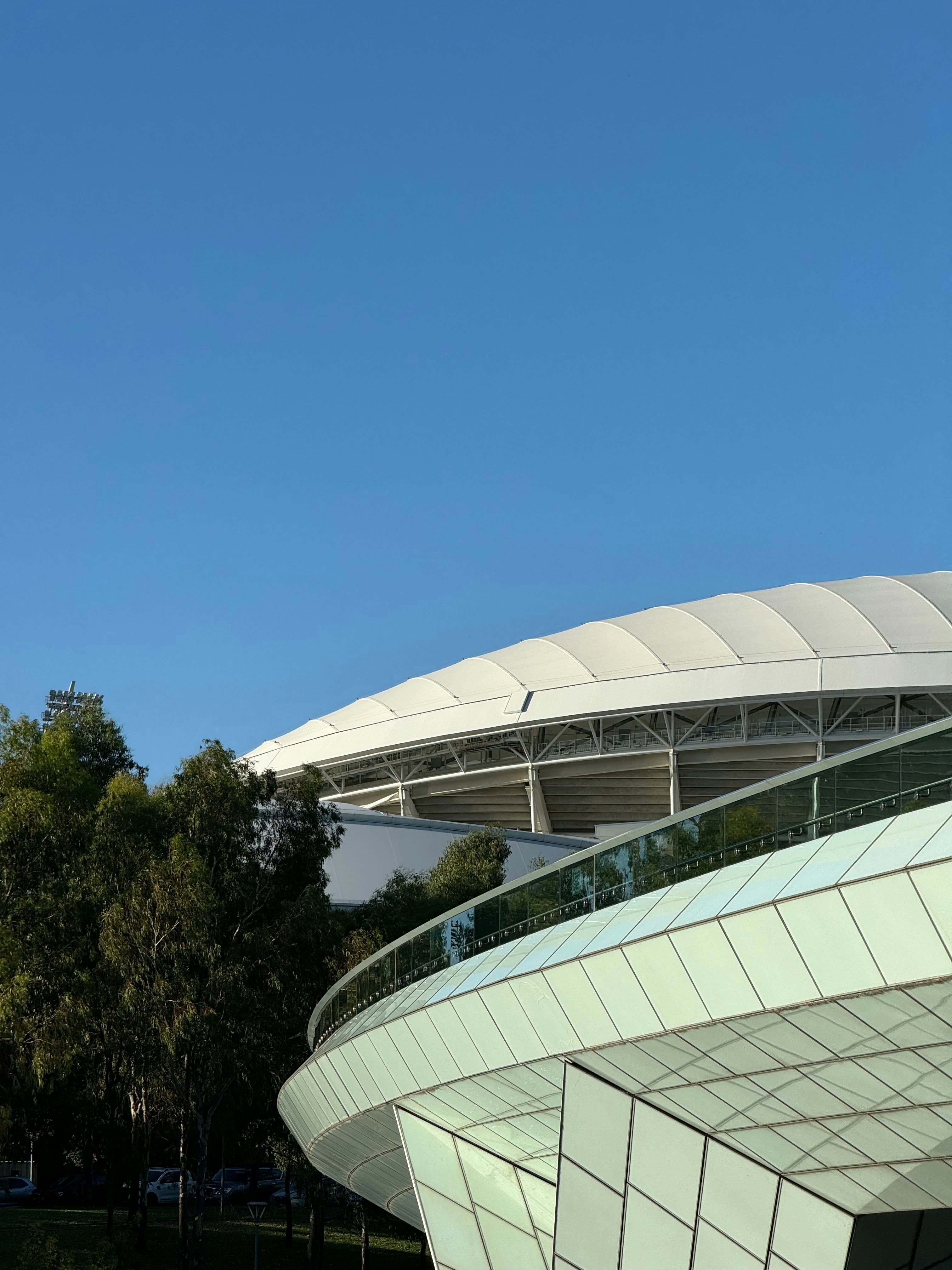 Arc of Light: Modern Pavilion Rises Against a Clear Sky